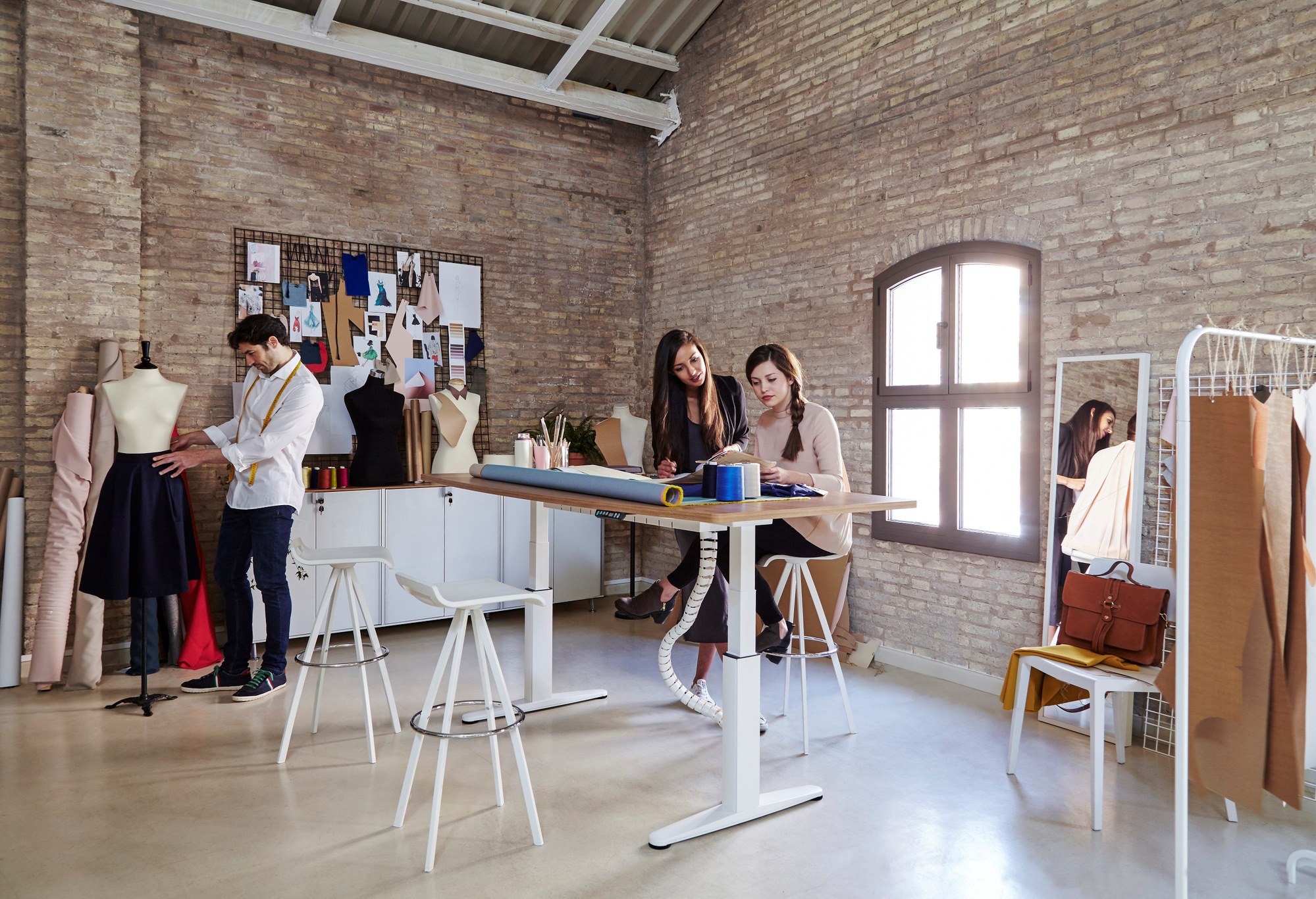 Height-adjustable workstation desk MOBILITY By ACTIU design Javier Cuñado