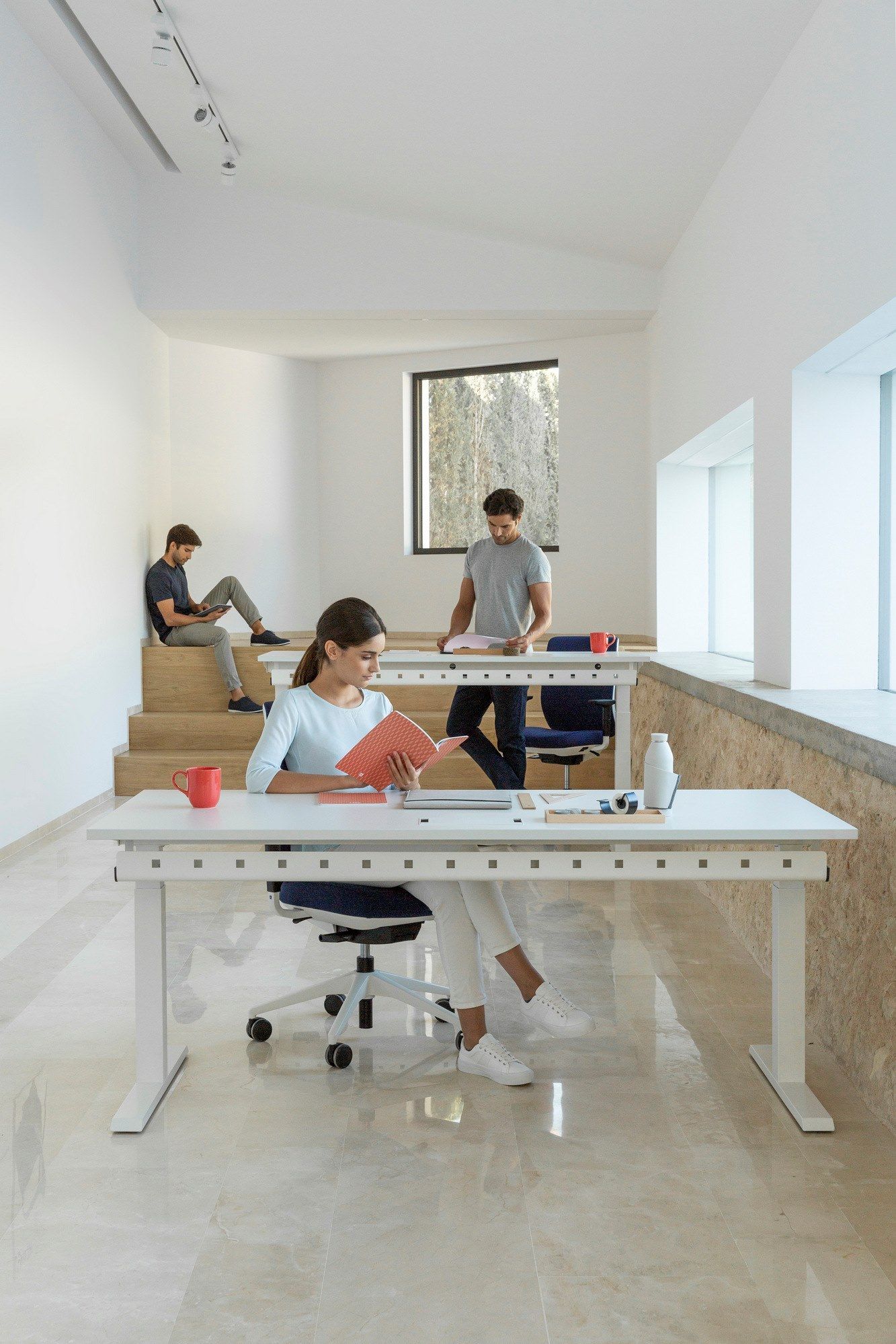 Height-adjustable workstation desk MOBILITY By ACTIU design Javier Cuñado