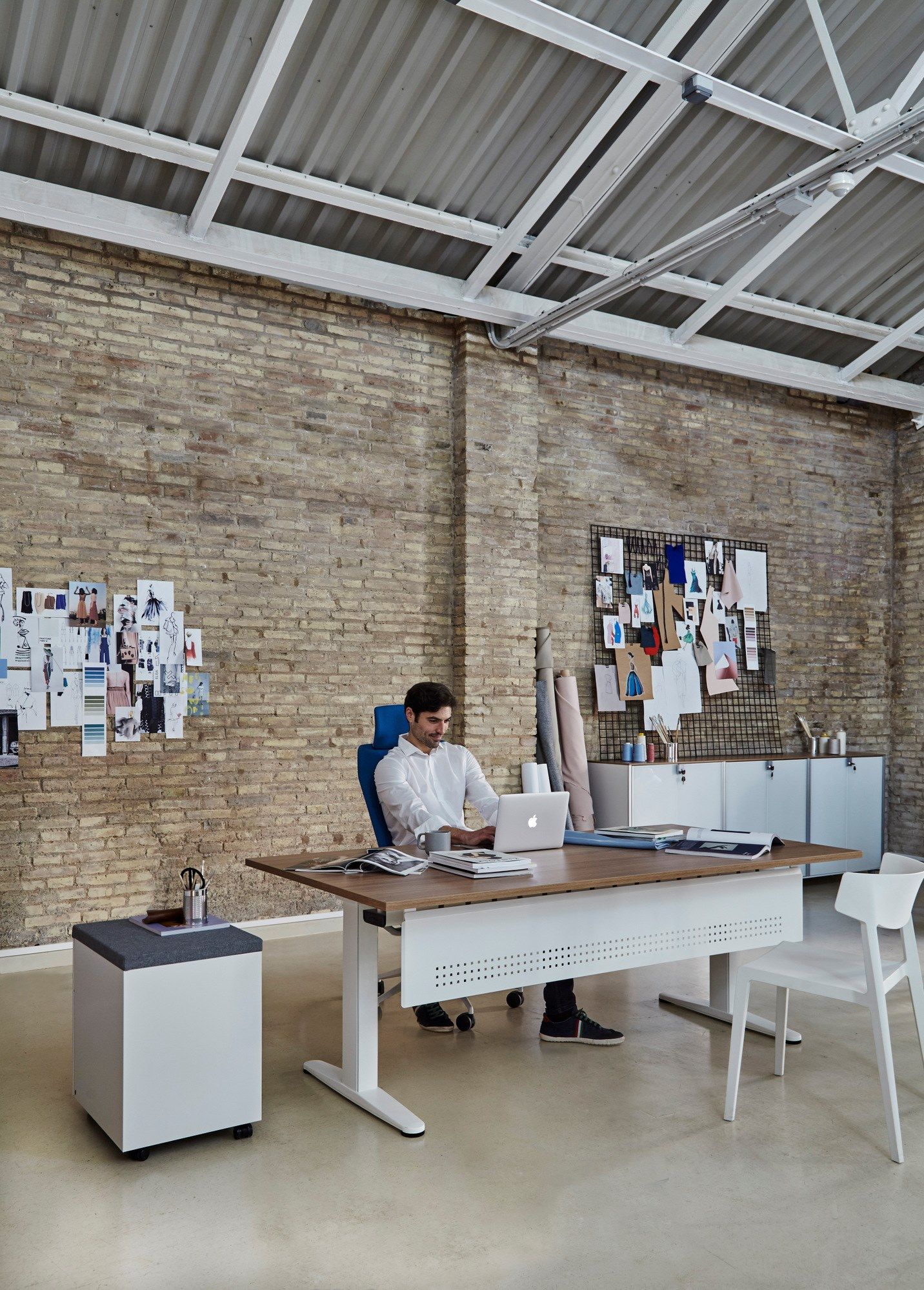 Height-adjustable workstation desk MOBILITY By ACTIU design Javier Cuñado