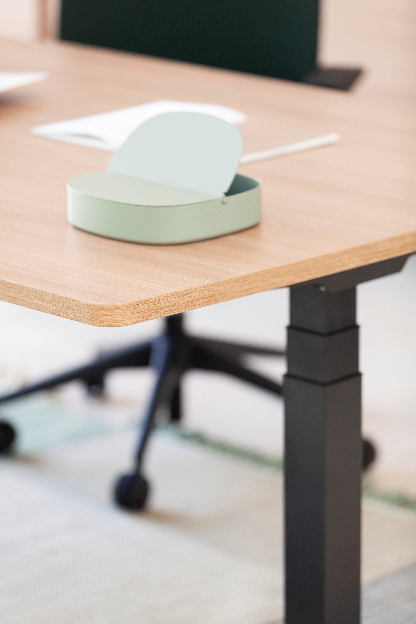Height-adjustable workstation desk MOBILITY By ACTIU design Javier Cuñado