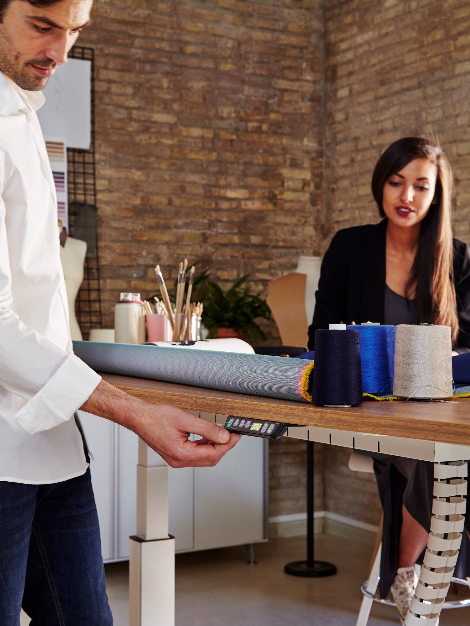 Height-adjustable workstation desk MOBILITY By ACTIU design Javier Cuñado