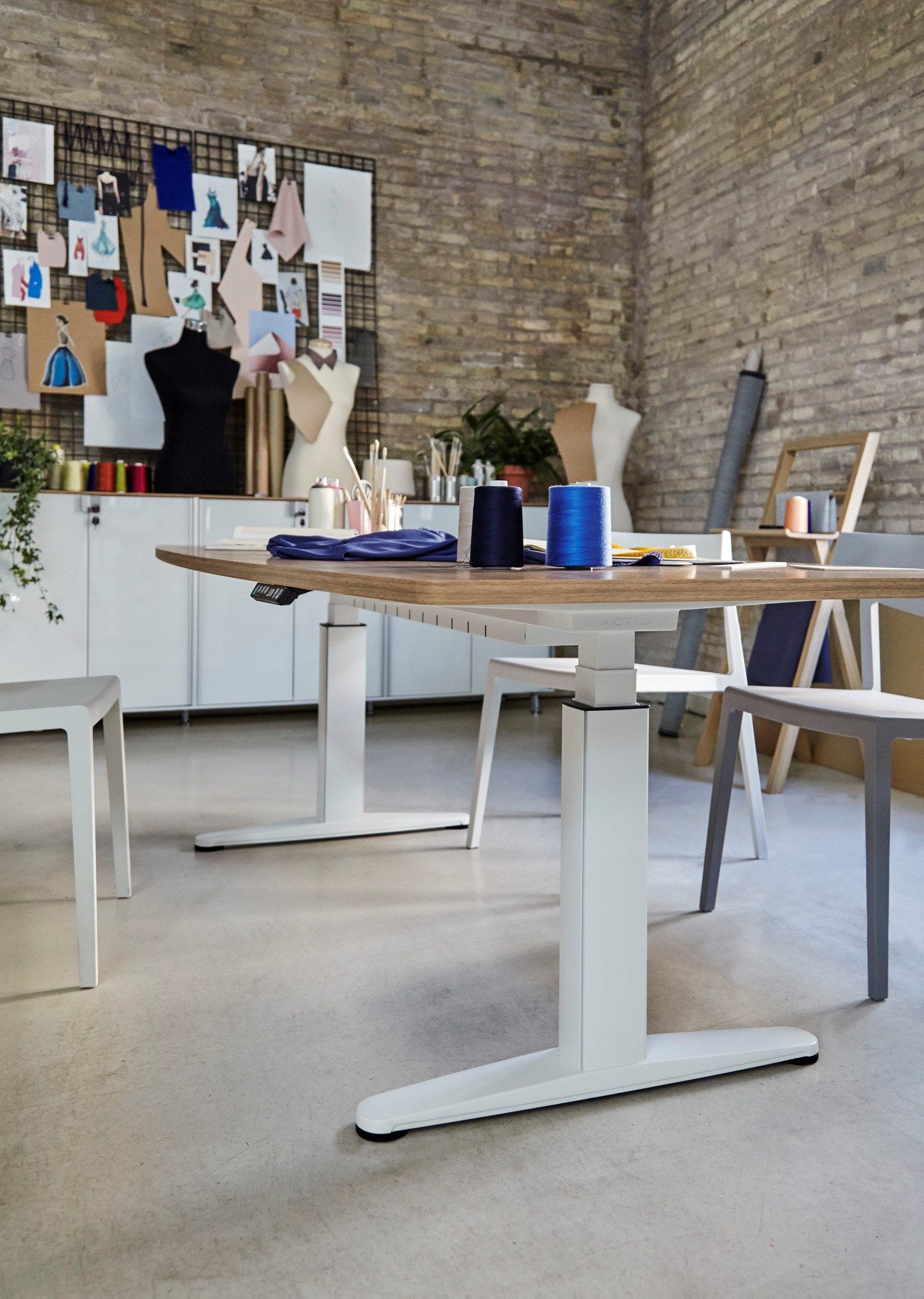 Height-adjustable workstation desk MOBILITY By ACTIU design Javier Cuñado