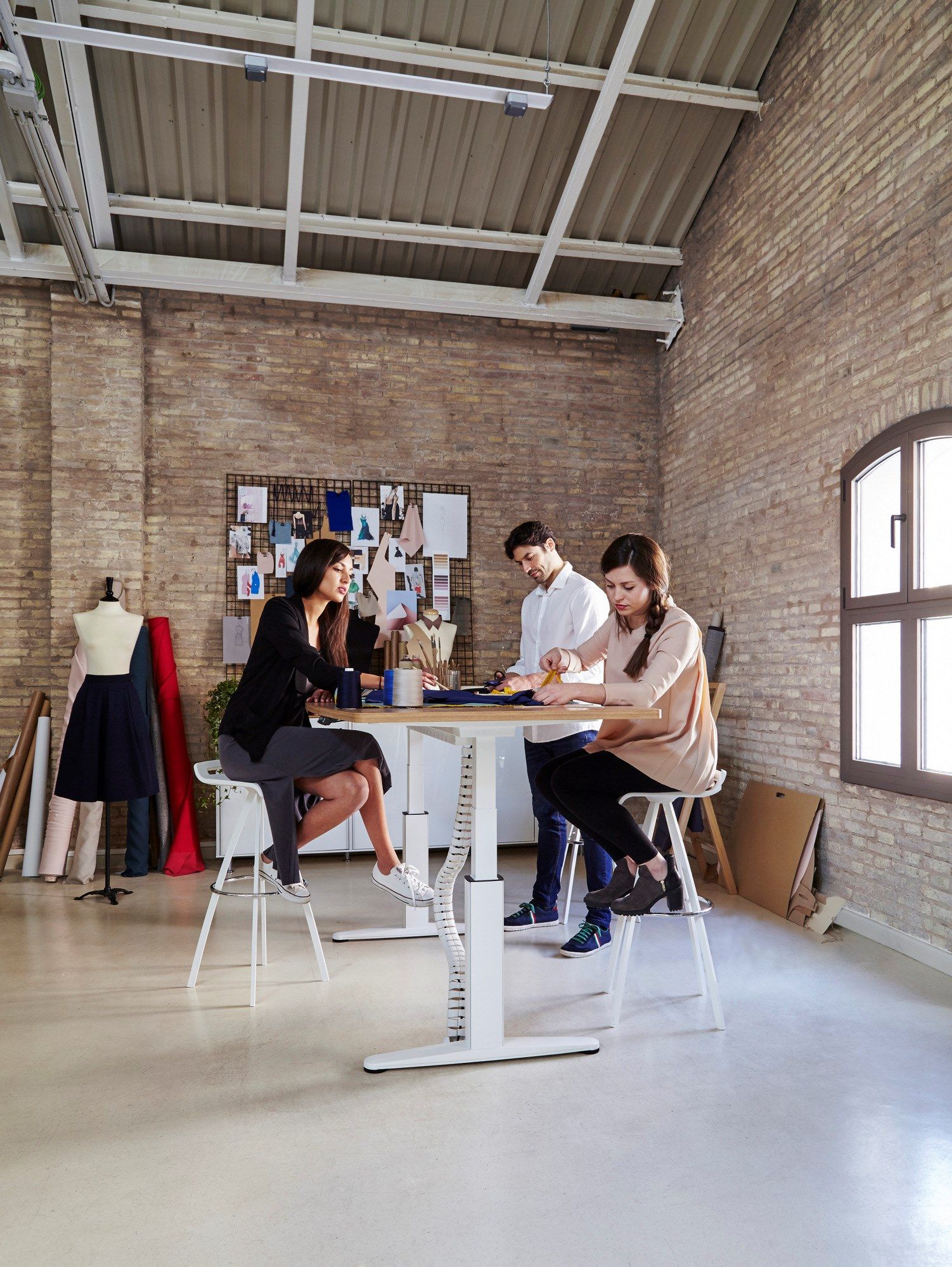 Height-adjustable workstation desk MOBILITY By ACTIU design Javier Cuñado
