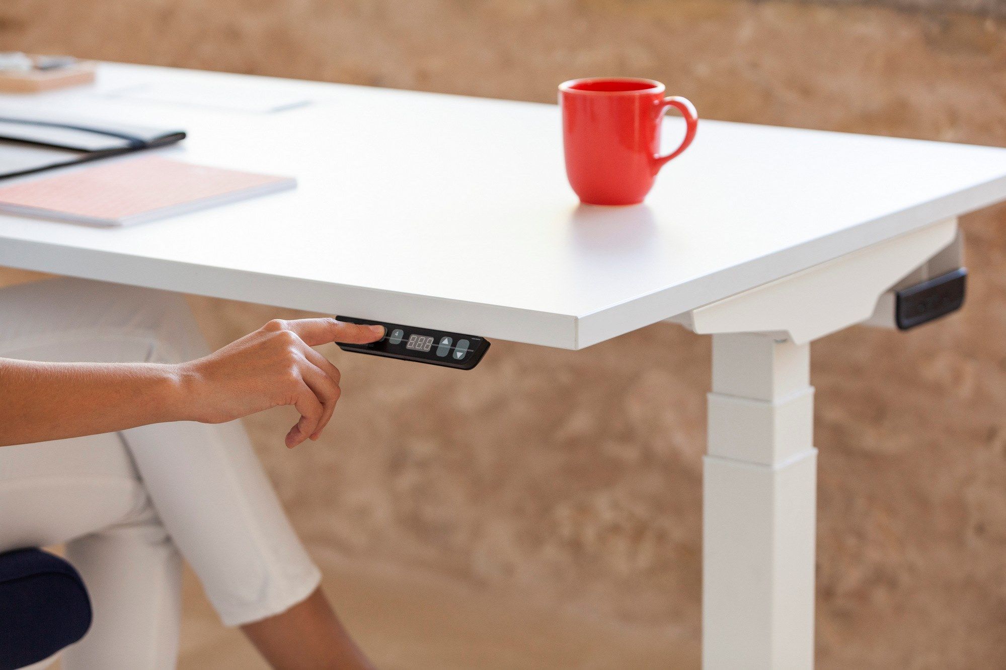 Height-adjustable workstation desk MOBILITY By ACTIU design Javier Cuñado