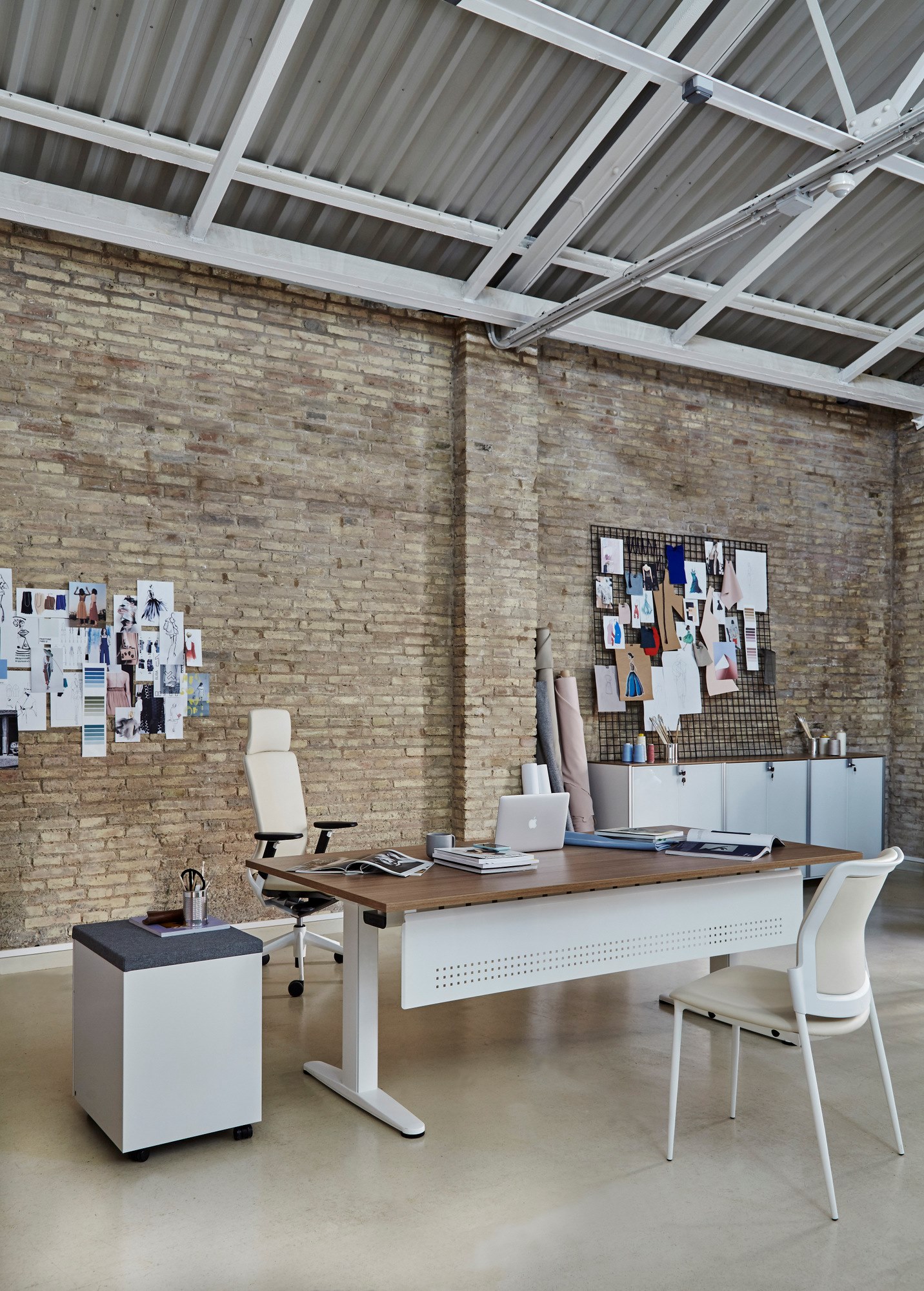 Height-adjustable workstation desk MOBILITY By ACTIU design Javier Cuñado