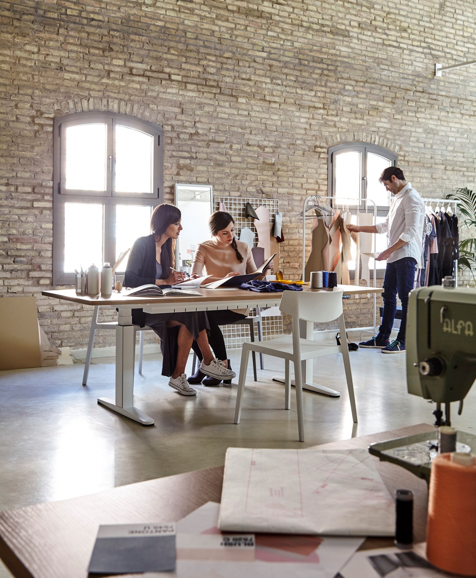 Height-adjustable workstation desk MOBILITY By ACTIU design Javier Cuñado