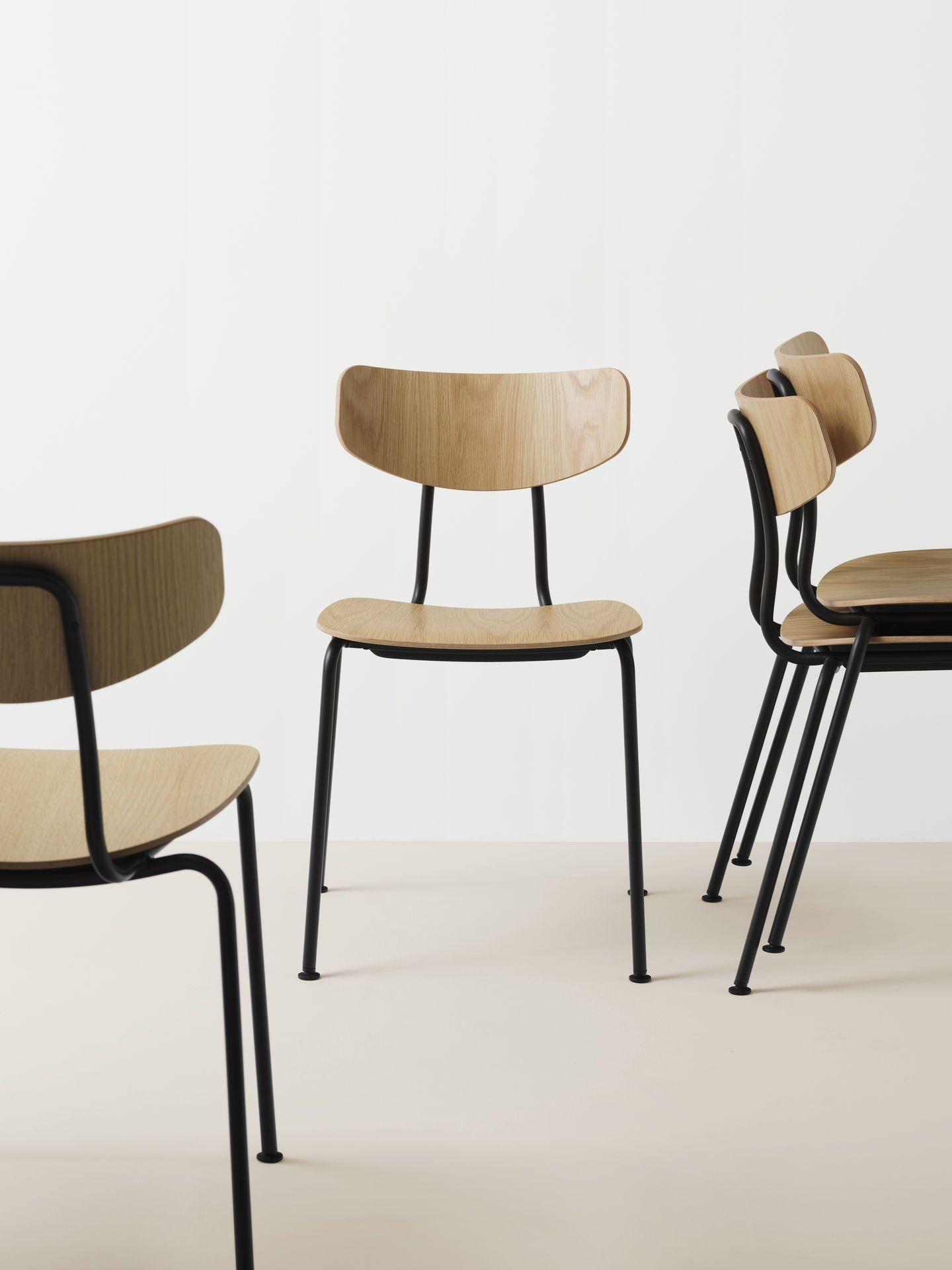 MOCA Stackable open back oak chair By Vitra | design Jasper Morrison
