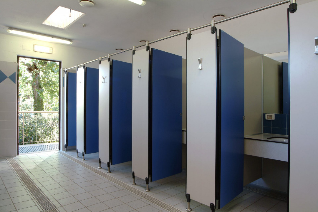 MUR MODULAIRE AG/S Cloison de toilettes en HPL By GES Group