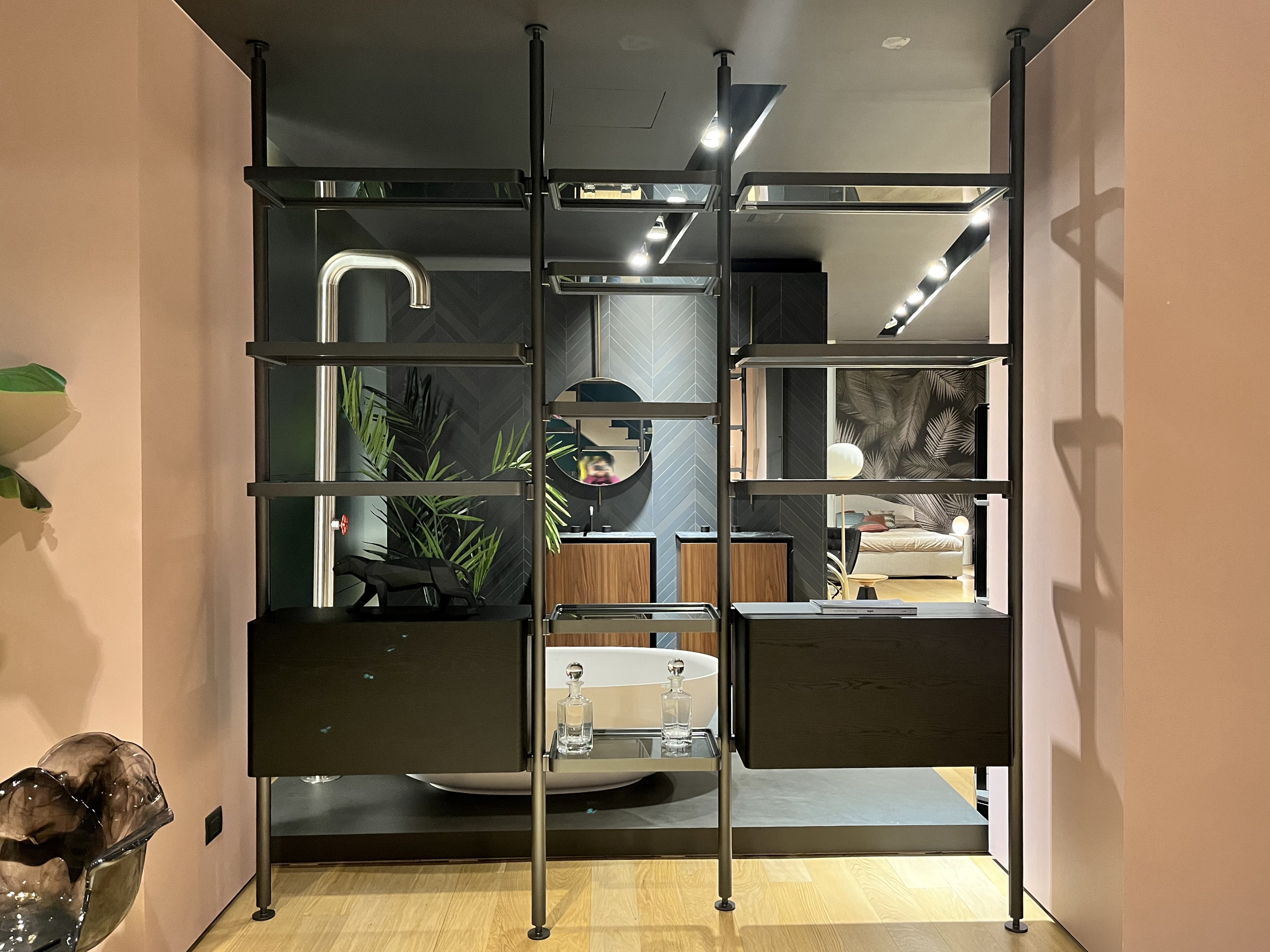 MOLTENI - HECTOR (DISPLAY PRODUCT) Libreria con fissaggio pavimento ...