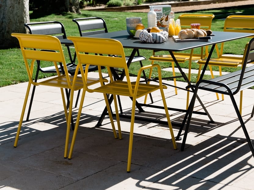 MONCEAU Sedia da giardino impilabile in acciaio con braccioli By Fermob