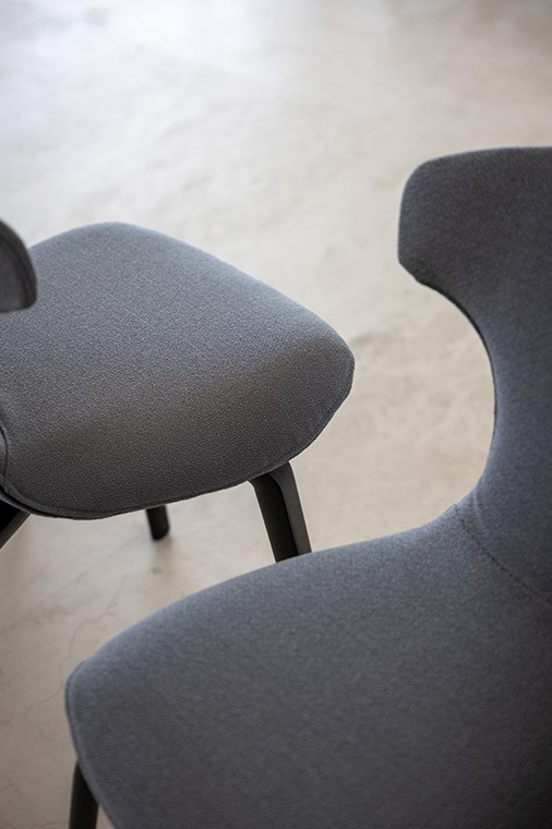 MONTERA MAS 椅子 By Poltrona Frau | design Roberto Lazzeroni