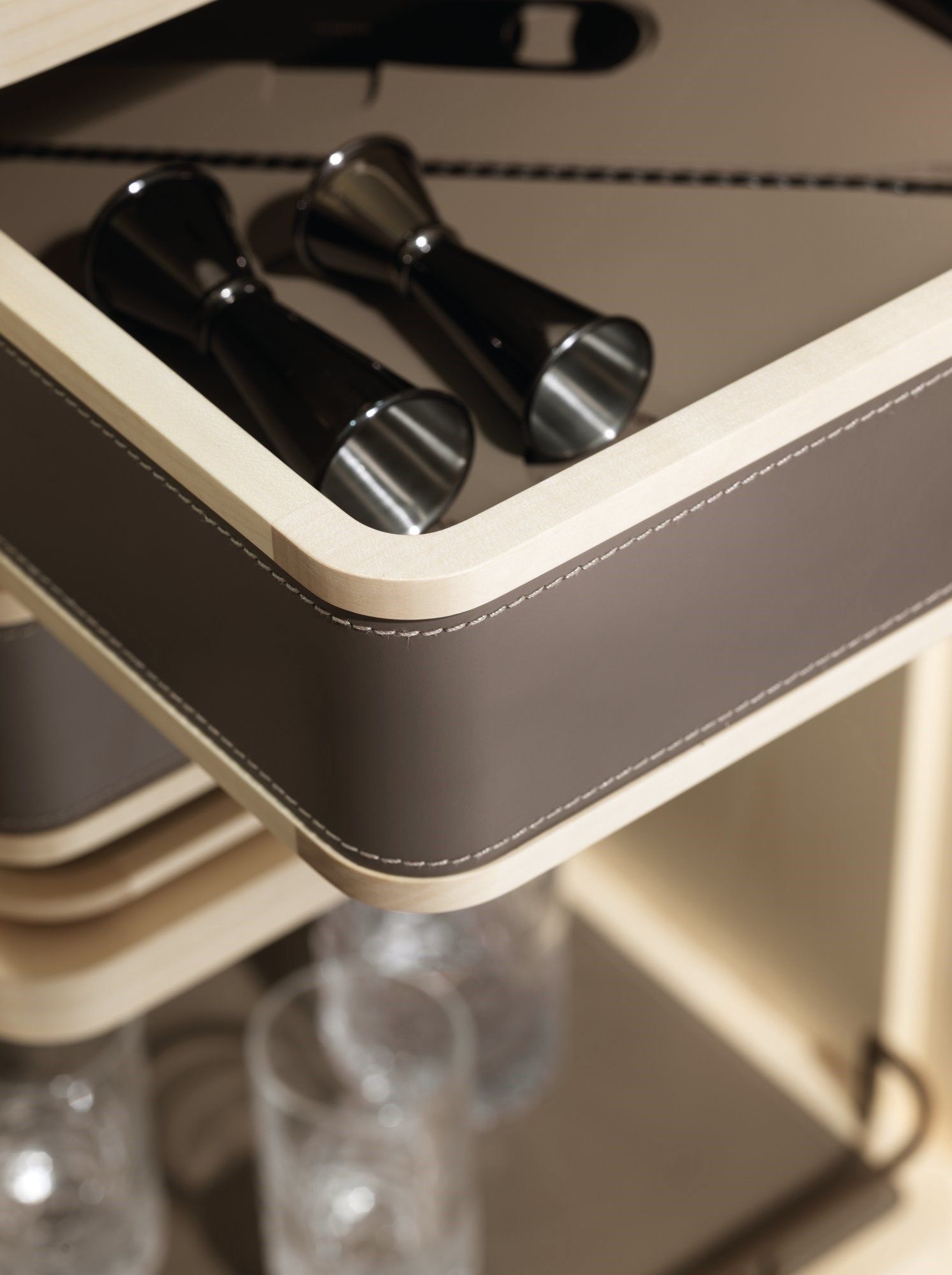 Mueble bar con luces integradas MOORE By Giorgetti diseño Roberto Lazzeroni