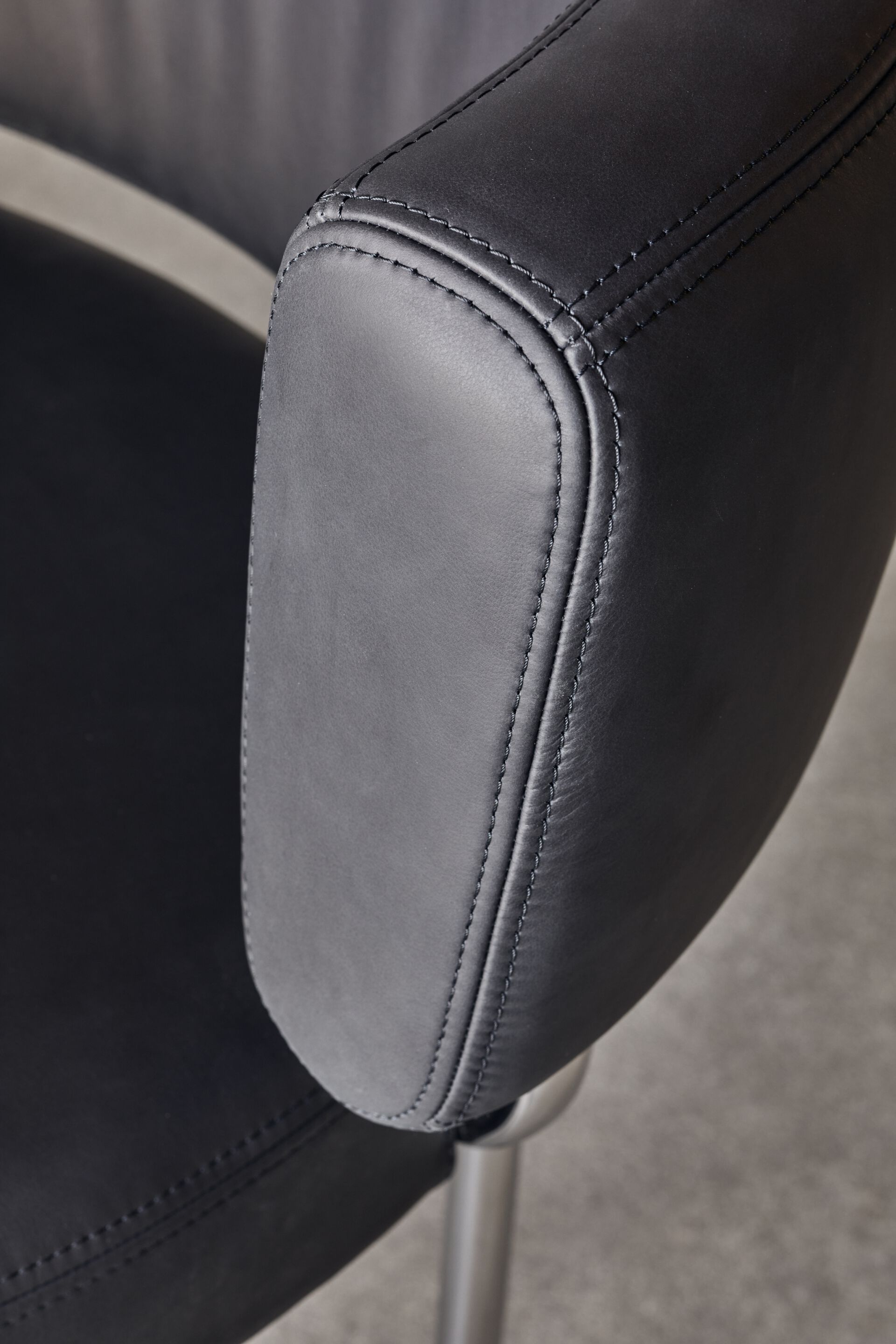 OSO Swivel leather chair By MORE