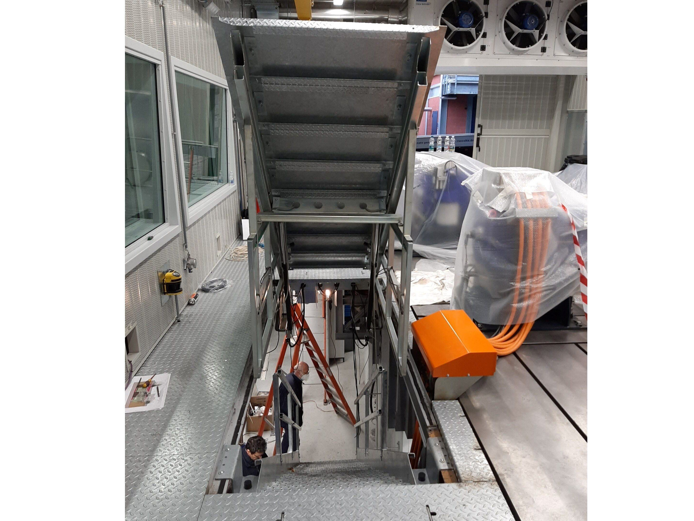 MOTORIZED HATCH Service lift By CARMEC