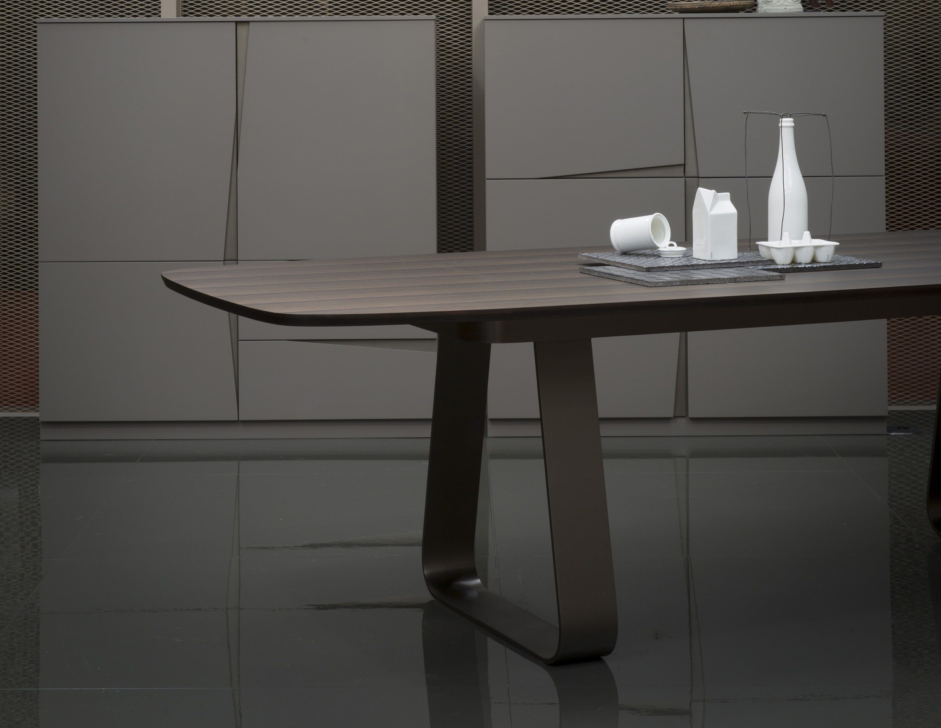 MUN Table By EmmeBi