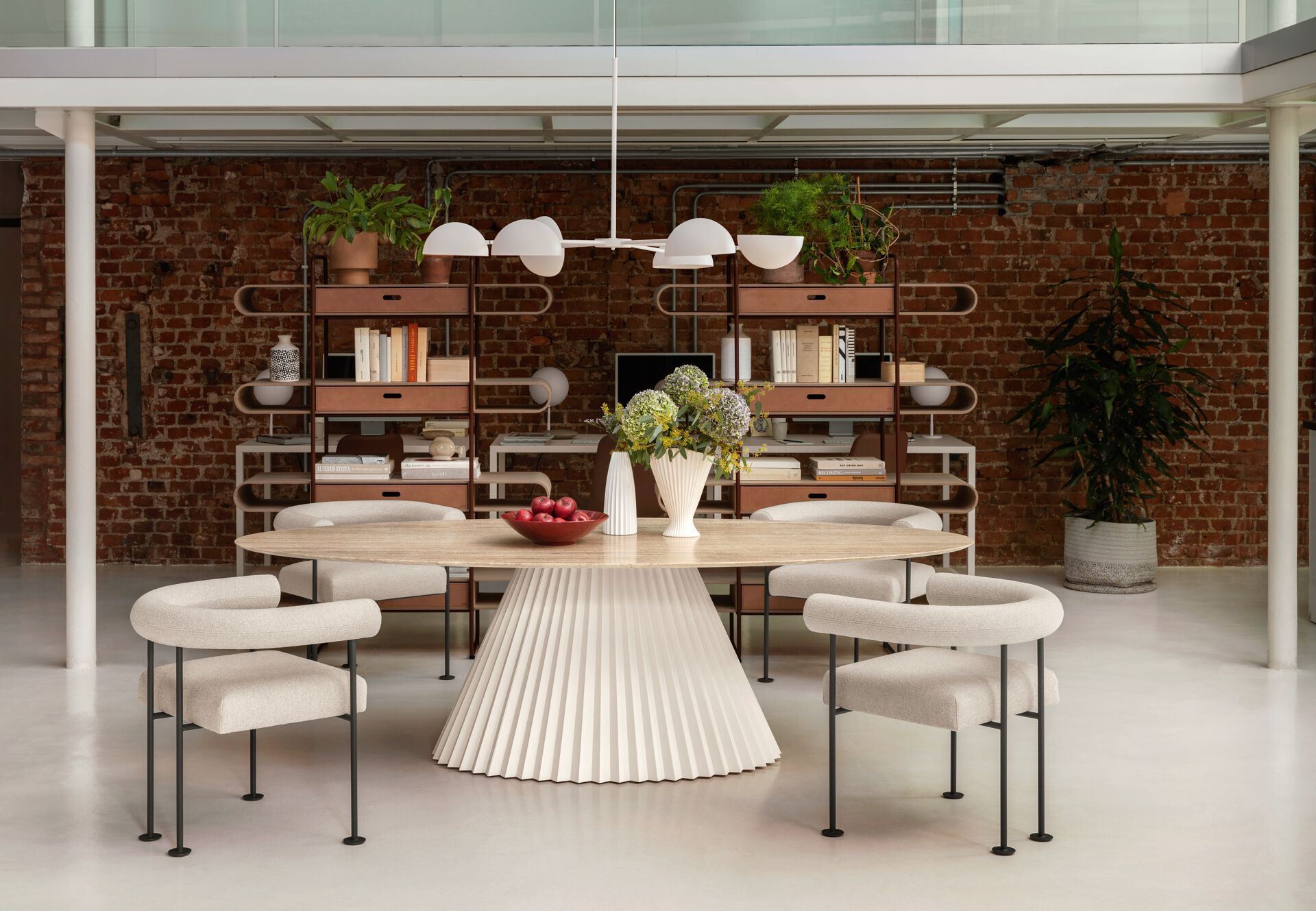 PLISSÉ ELLITTICO Fixed elliptical table with a metal base. By Midj ...