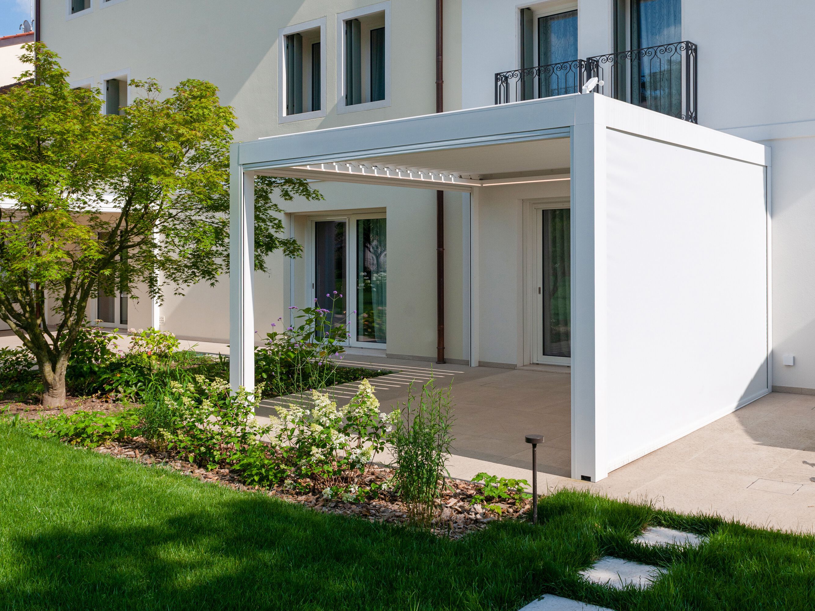 OPEN+ | Pergola addossata Pergola addossata bioclimatica in alluminio ...