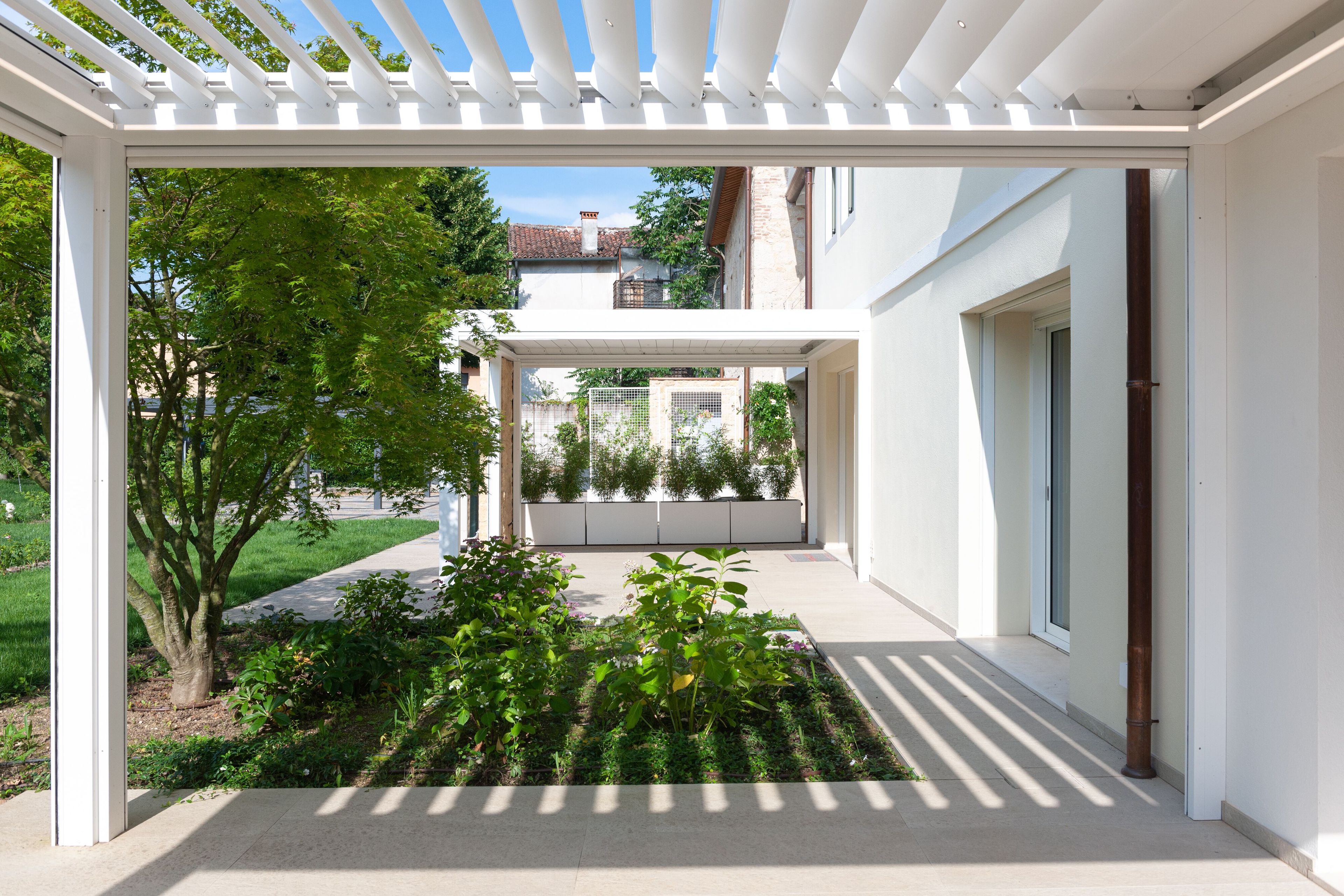 OPEN+ | Wall-mounted pergola Wall-mounted bioclimatic aluminium pergola ...