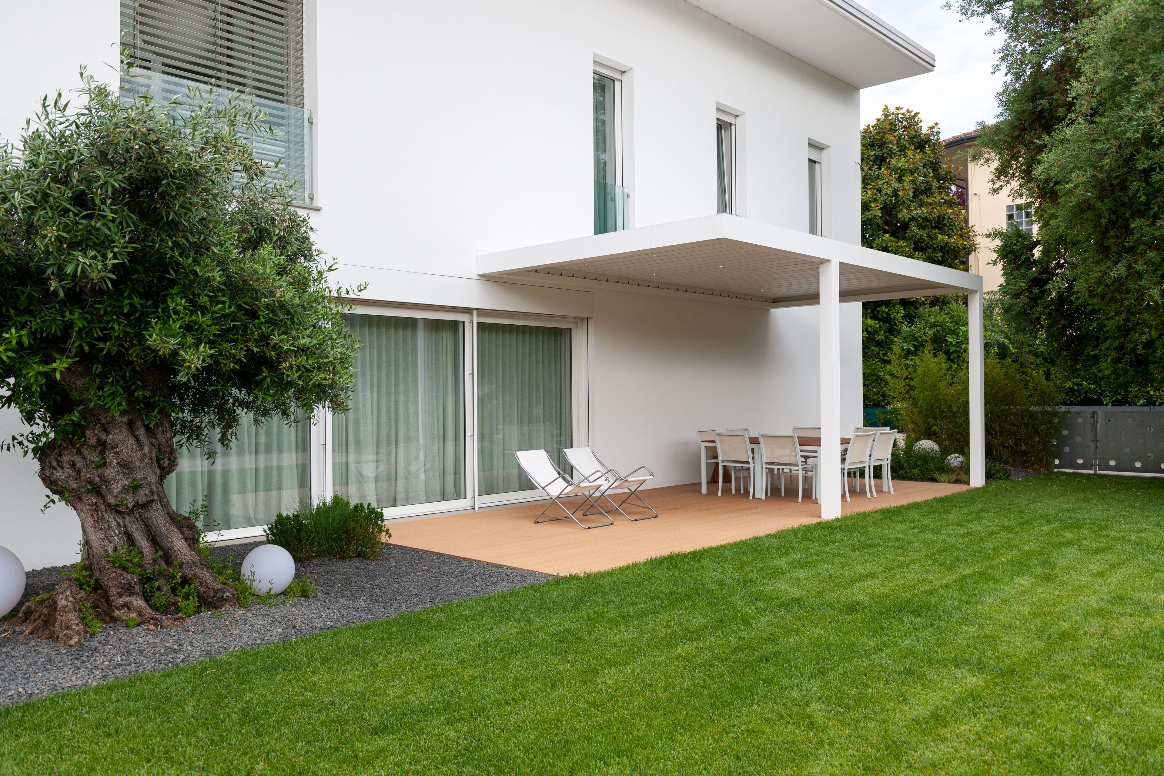 OPEN+ | Wall-mounted pergola Wall-mounted bioclimatic aluminium pergola ...