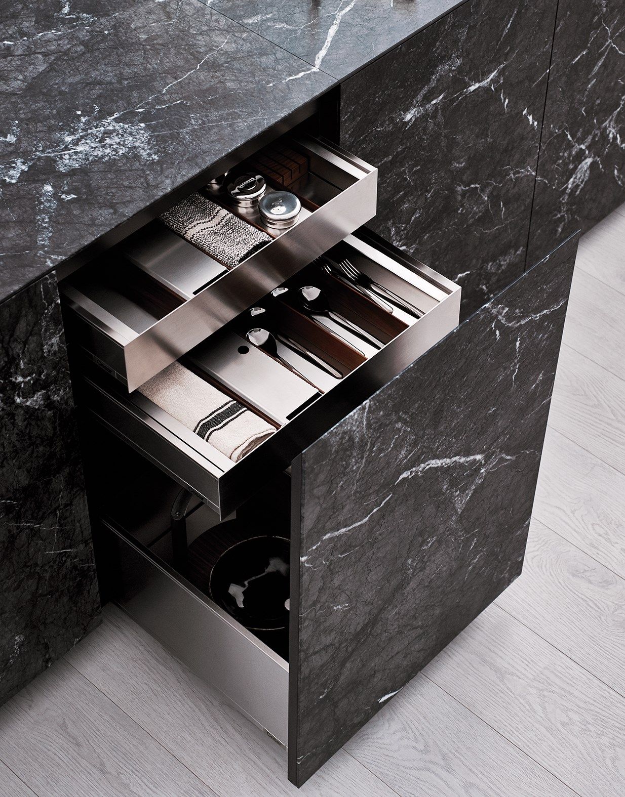 N_ELLE - UNEXPECTED CONTRAST Kitchen with island By Cesar