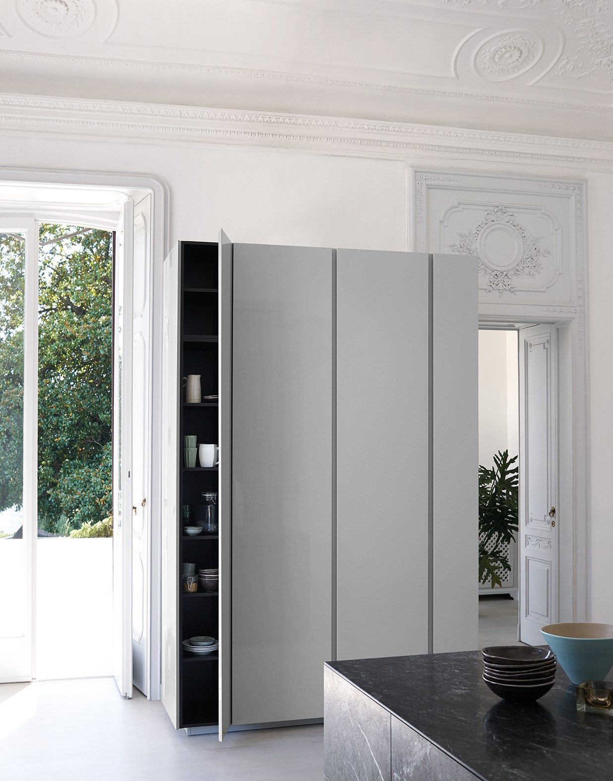 N_ELLE - UNEXPECTED CONTRAST Kitchen with island By Cesar