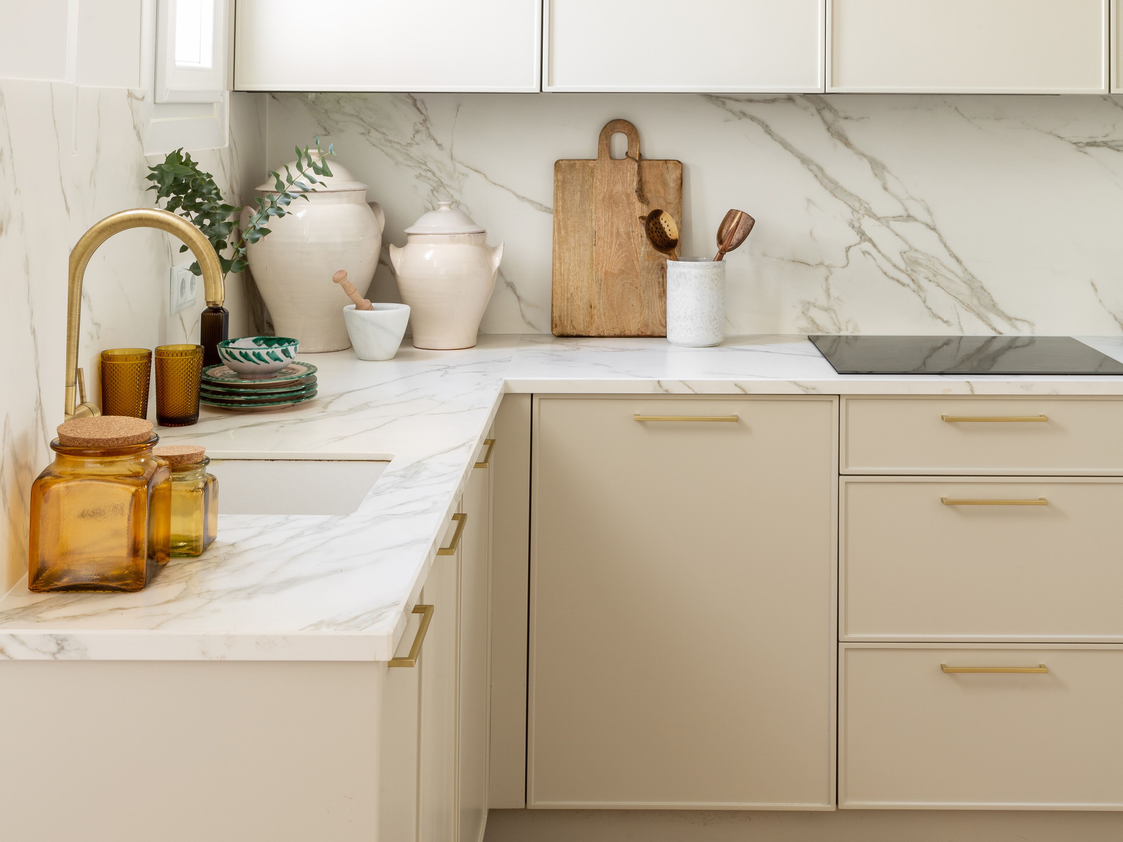 CALACATTA Neolith wall/floor tiles with marble effect By NEOLITH