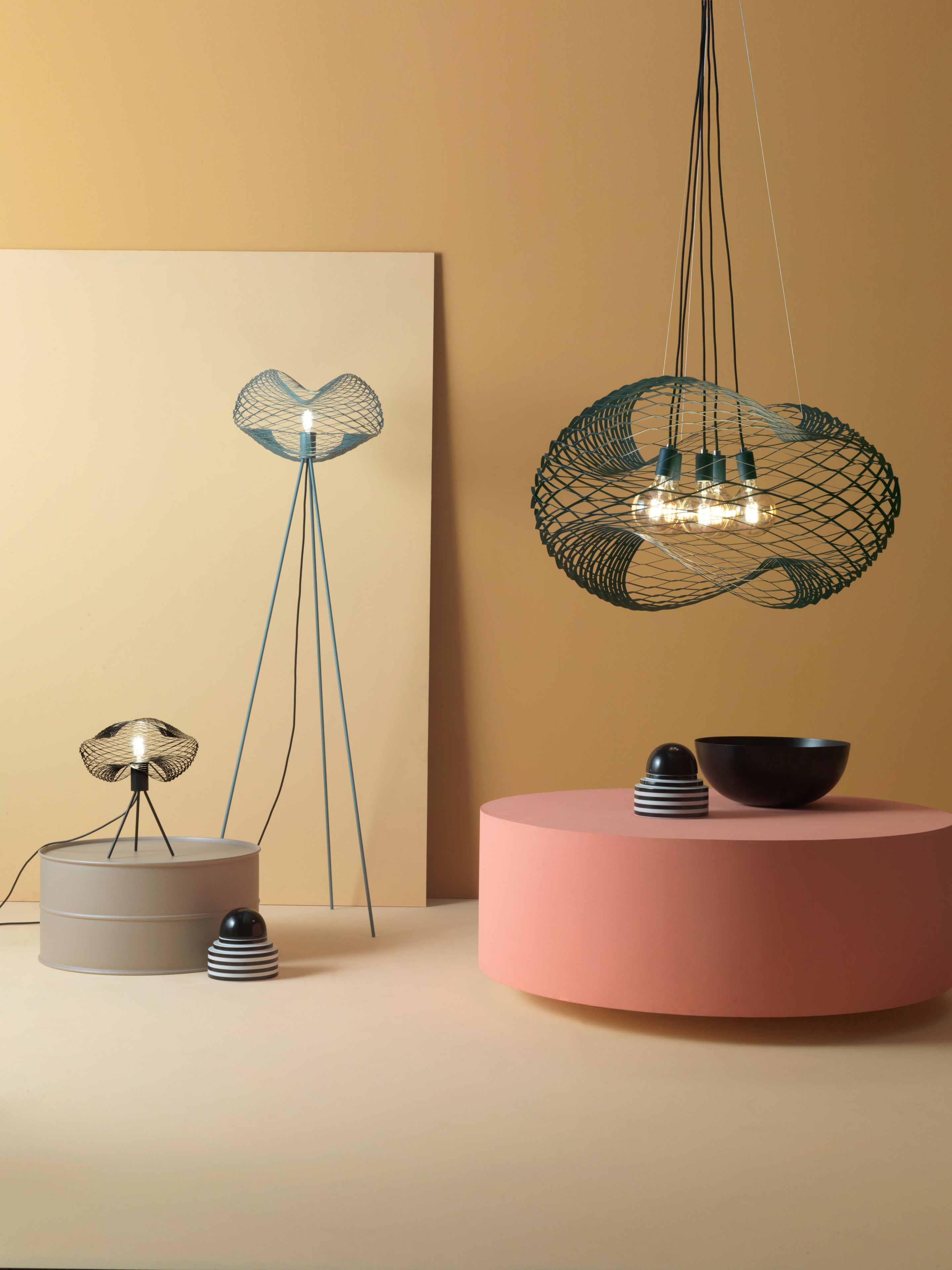 NET Iron table lamp By ZAVA | design Paolo Ulian