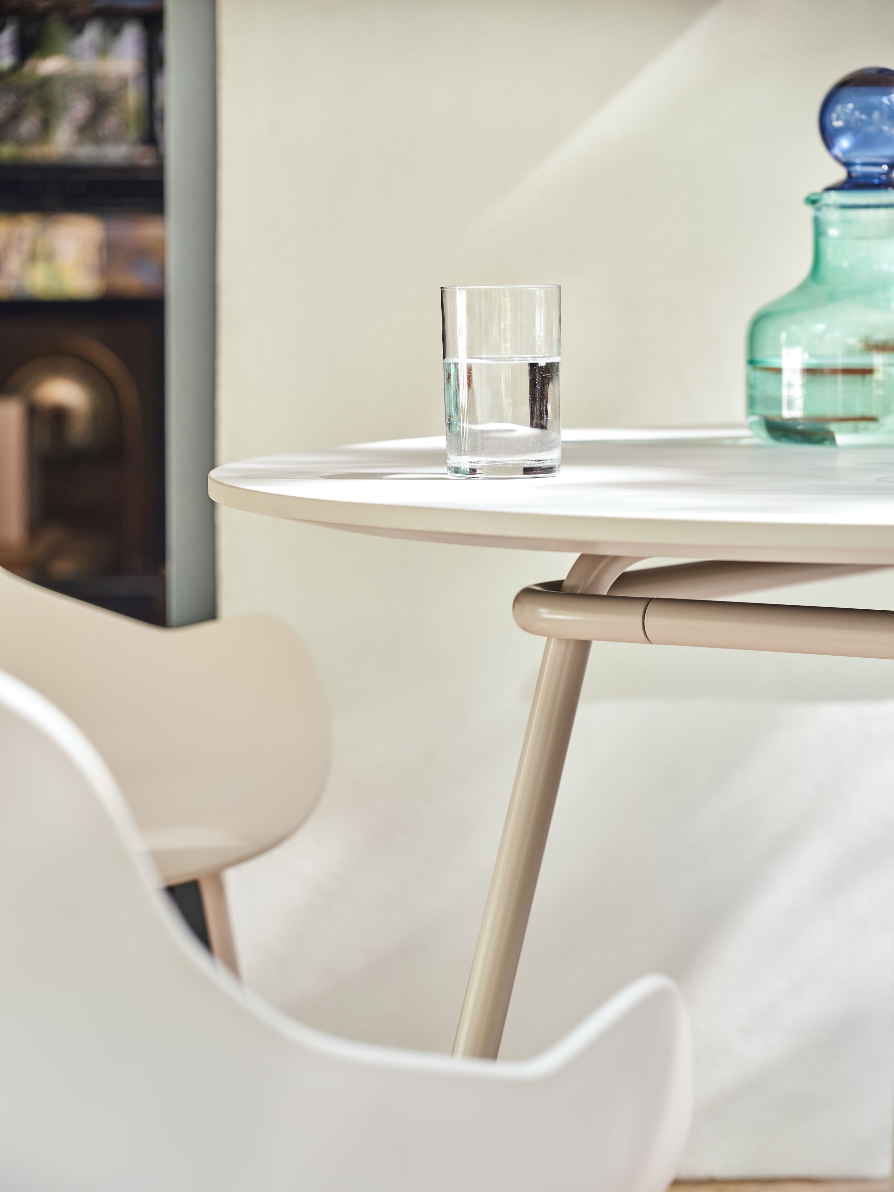 NEW SCHOOL Round metal dining table By MDD | design Form Us With Love