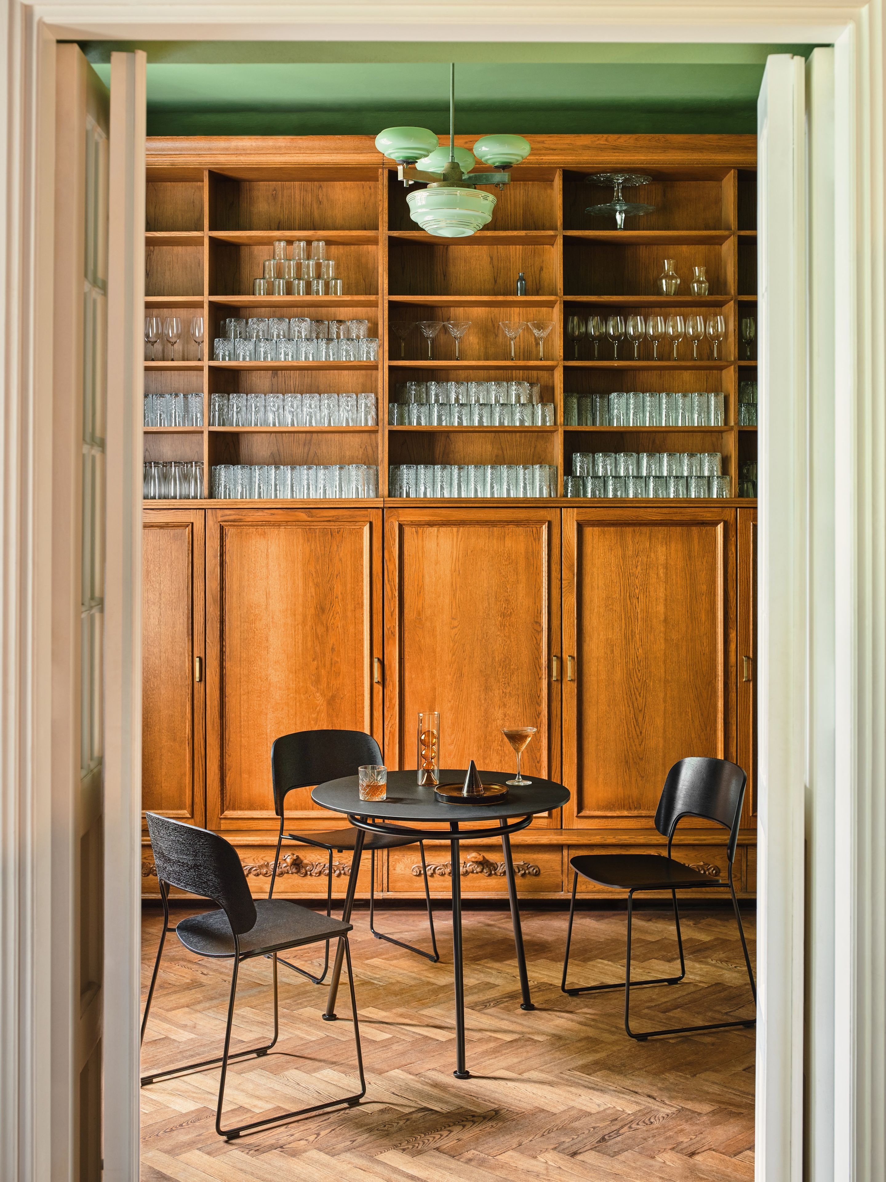 NEW SCHOOL Round metal dining table By MDD | design Form Us With Love