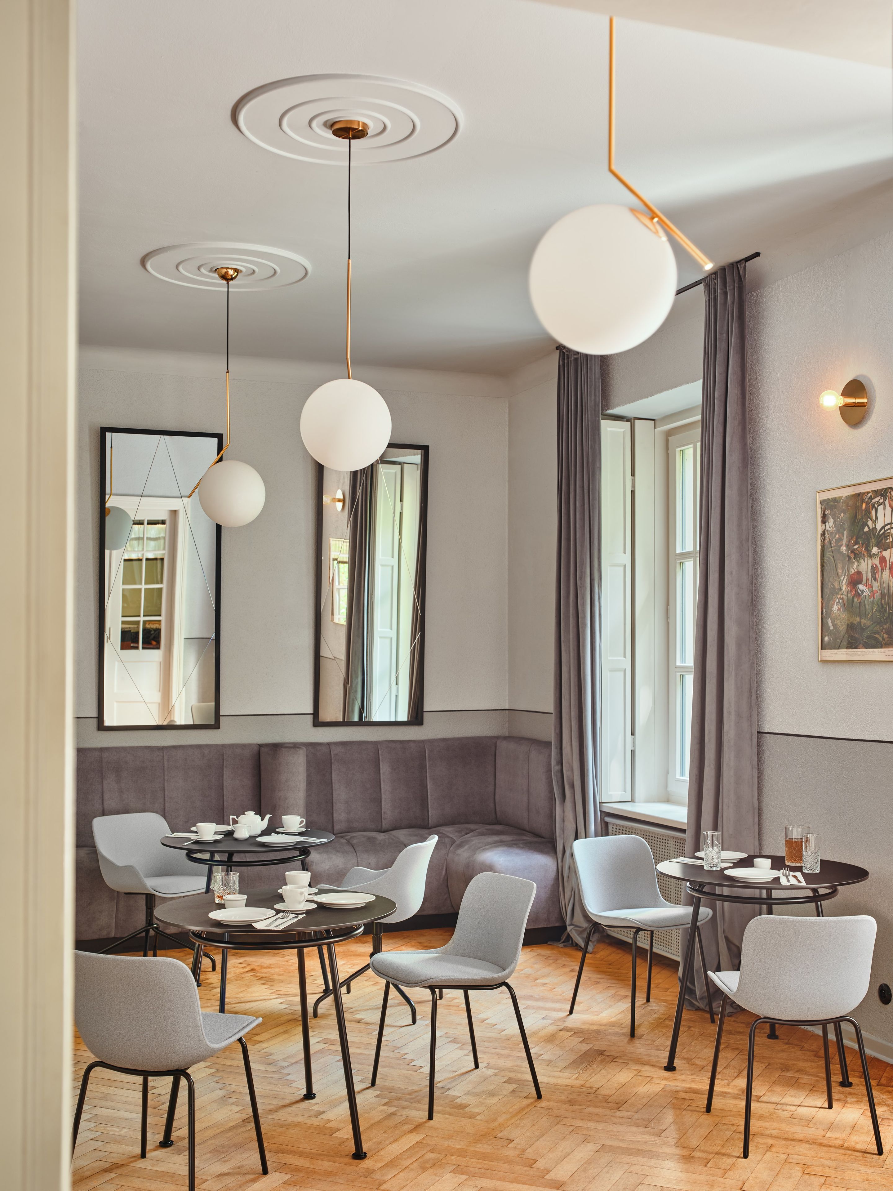 NEW SCHOOL Round metal dining table By MDD | design Form Us With Love