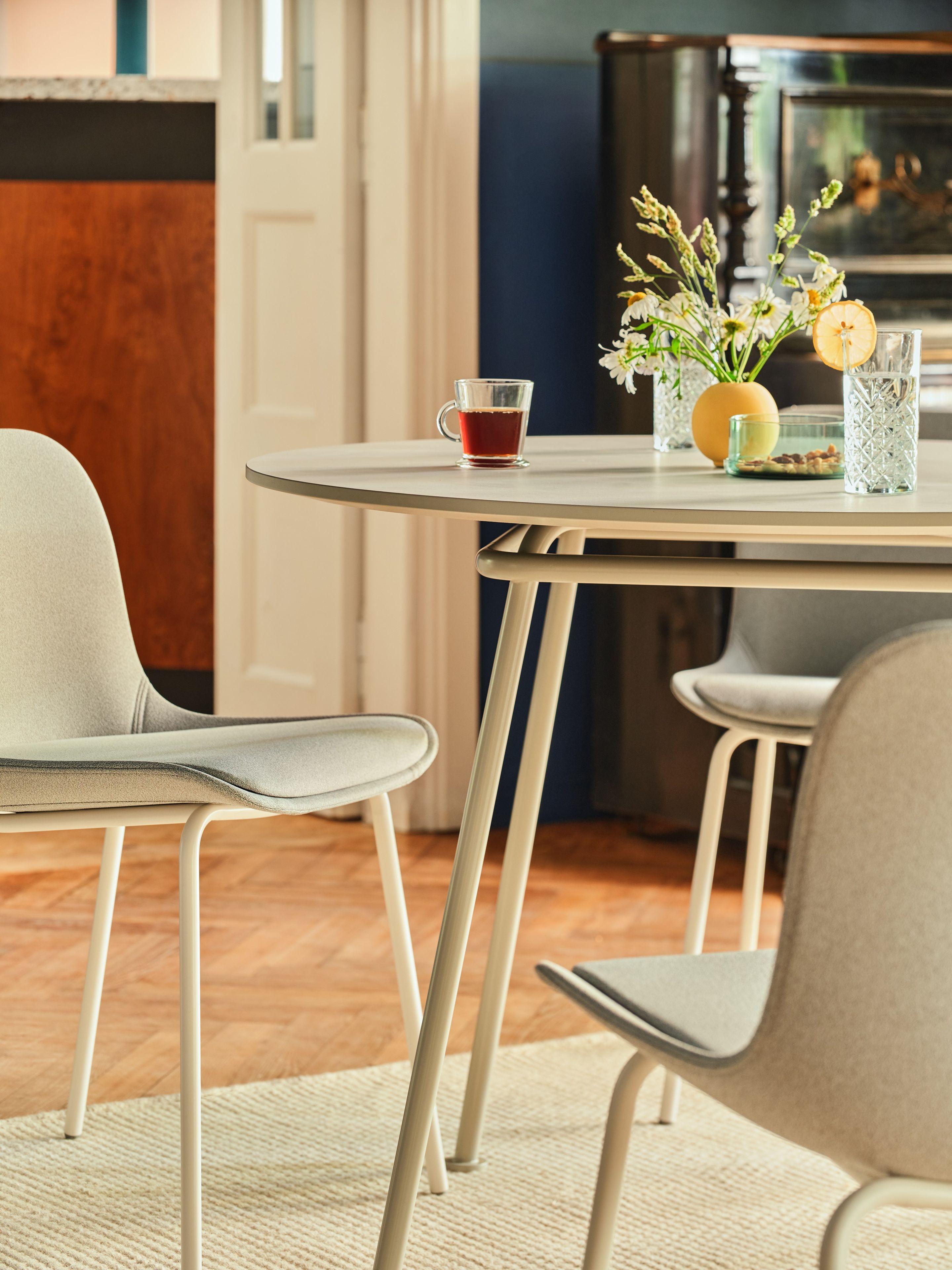 NEW SCHOOL Round metal dining table By MDD | design Form Us With Love