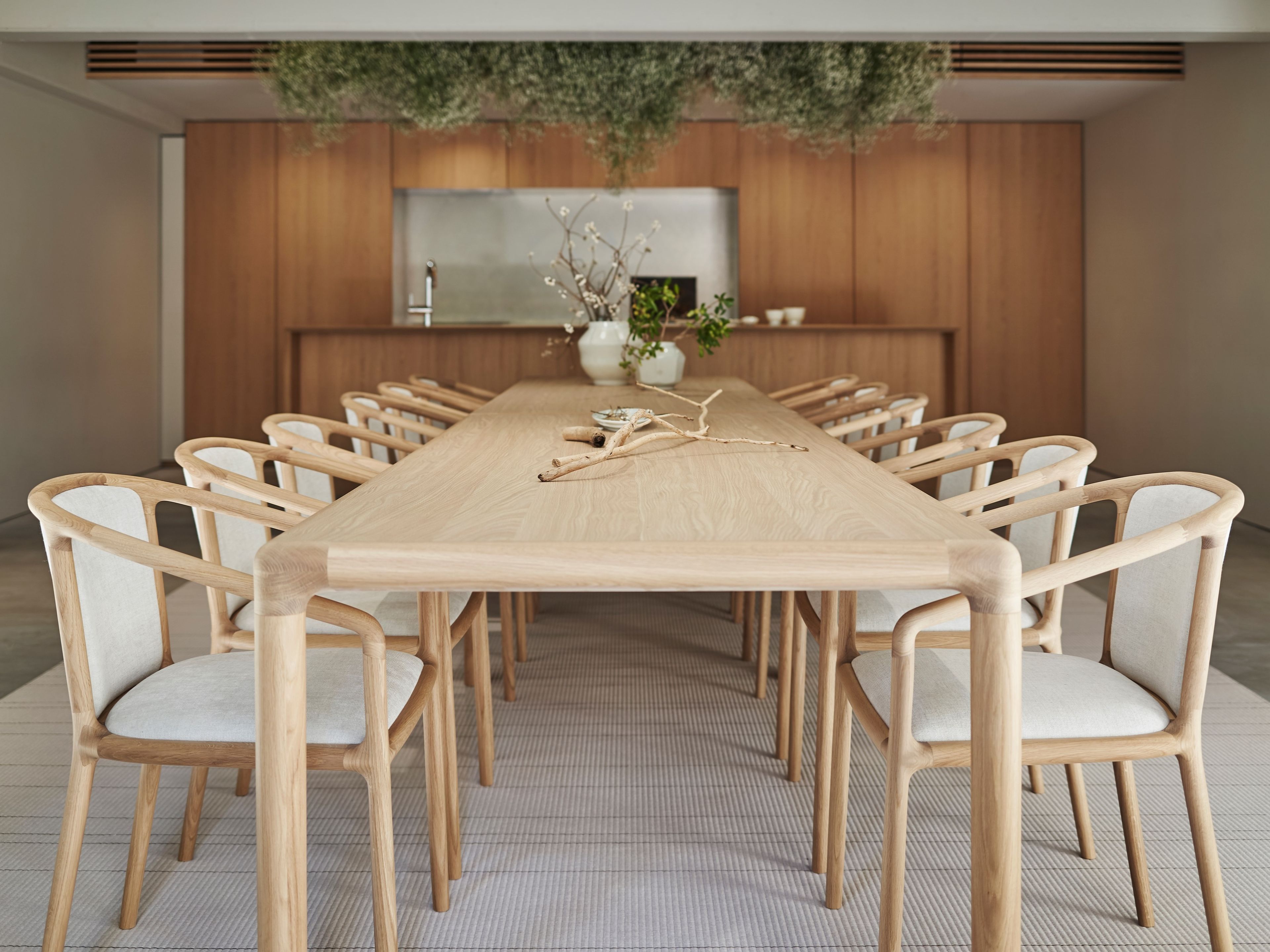 Sedia imbottita in legno con braccioli NF-DC01 - KARIMOKU - Edilportale