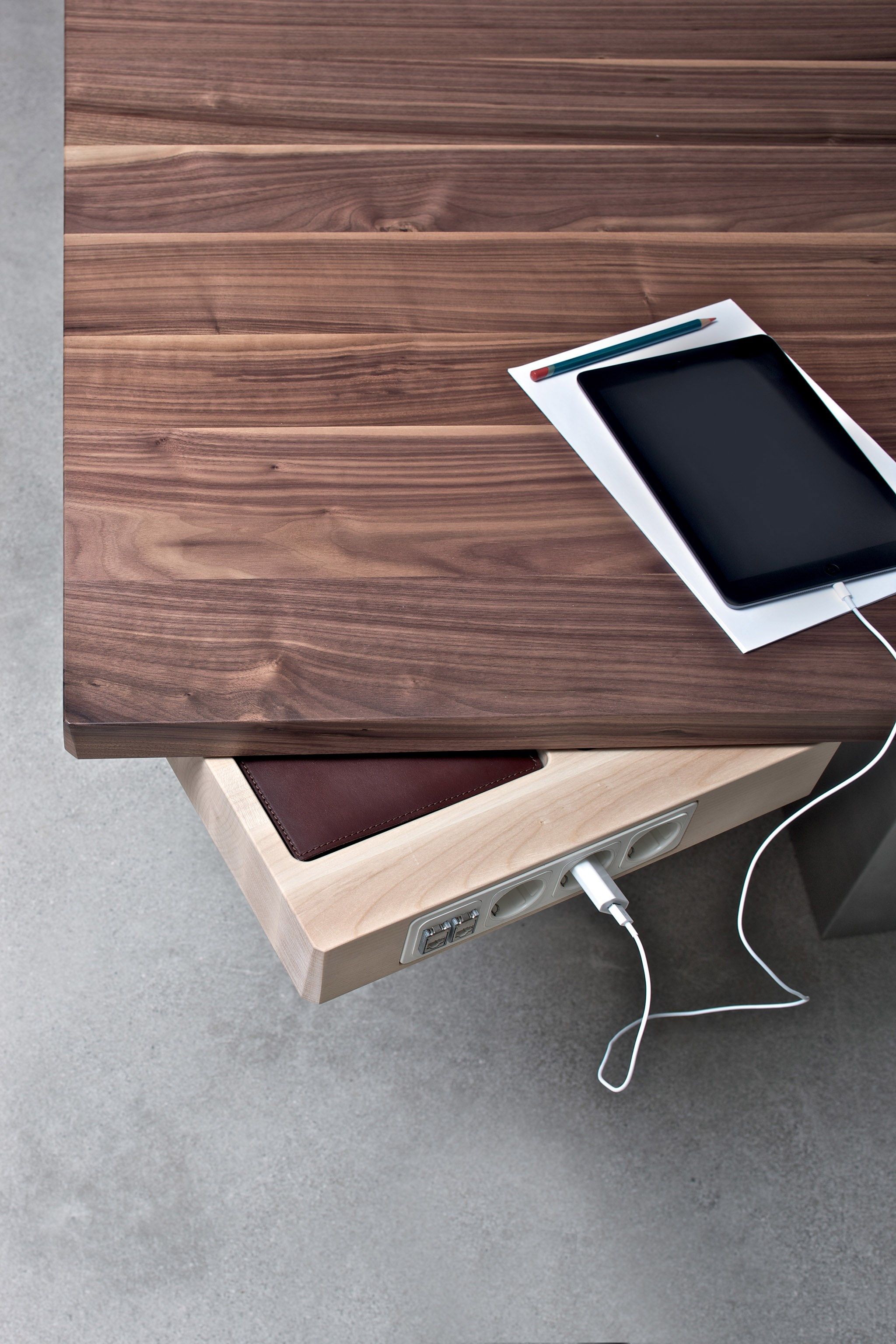 NIEMEYER Solid wood executive desk By ESTEL GROUP | design Oscar Niemeyer