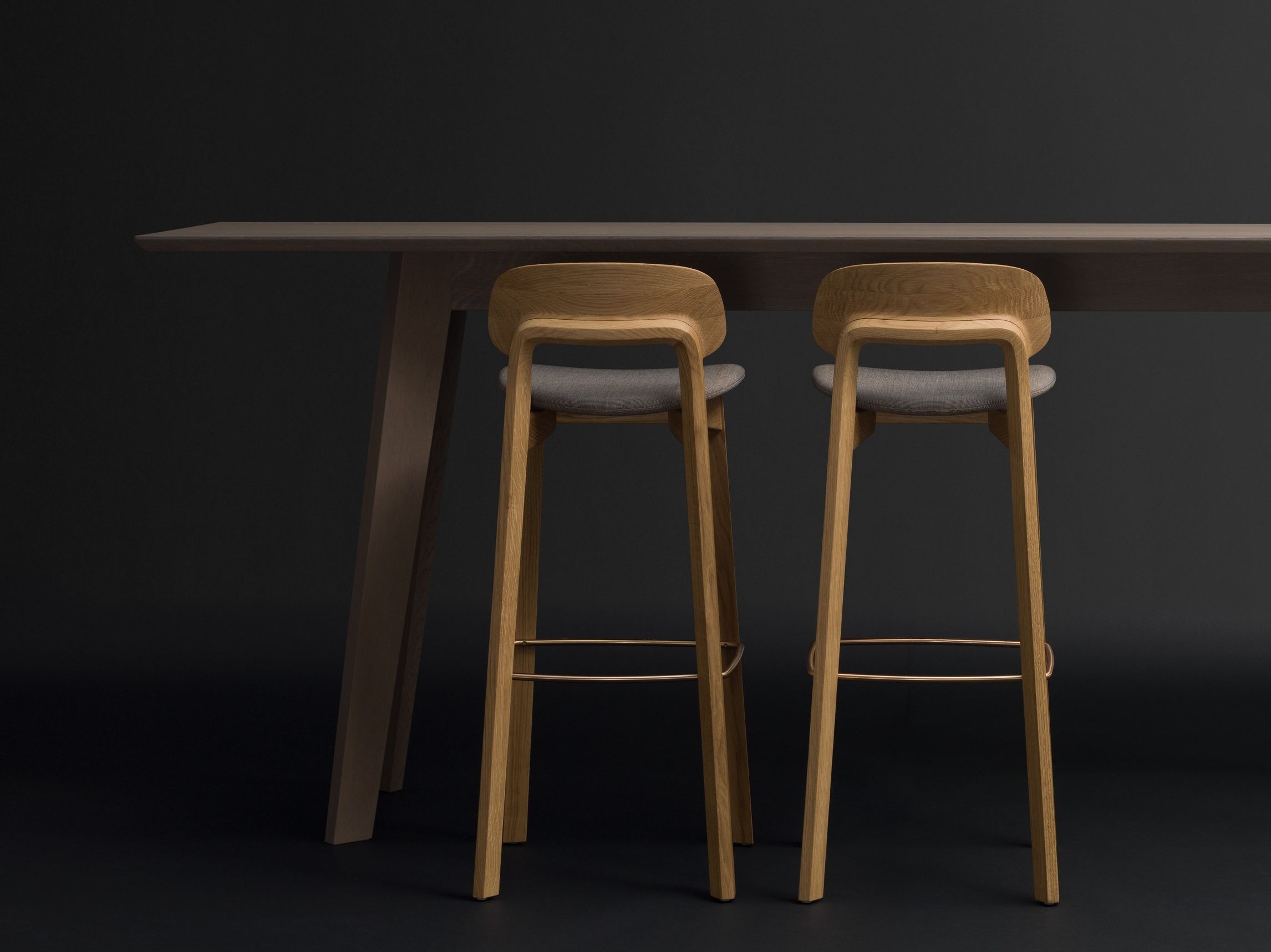 NONOTO BAR Solid wood barstool with footrest By ZEITRAUM | design Läufer + Keichel