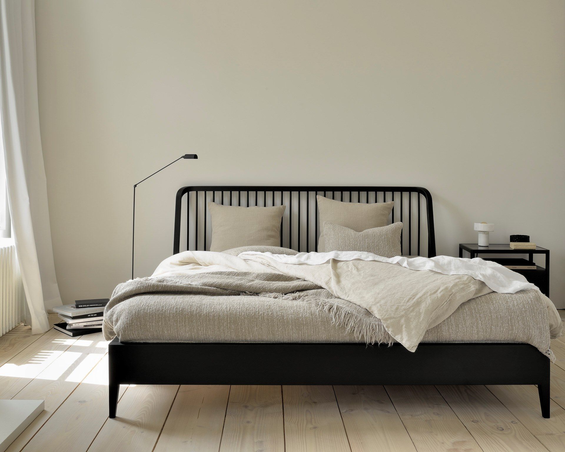 OAK BLACK SPINDLE | Bed Oak Spindle Collection By Ethnicraft