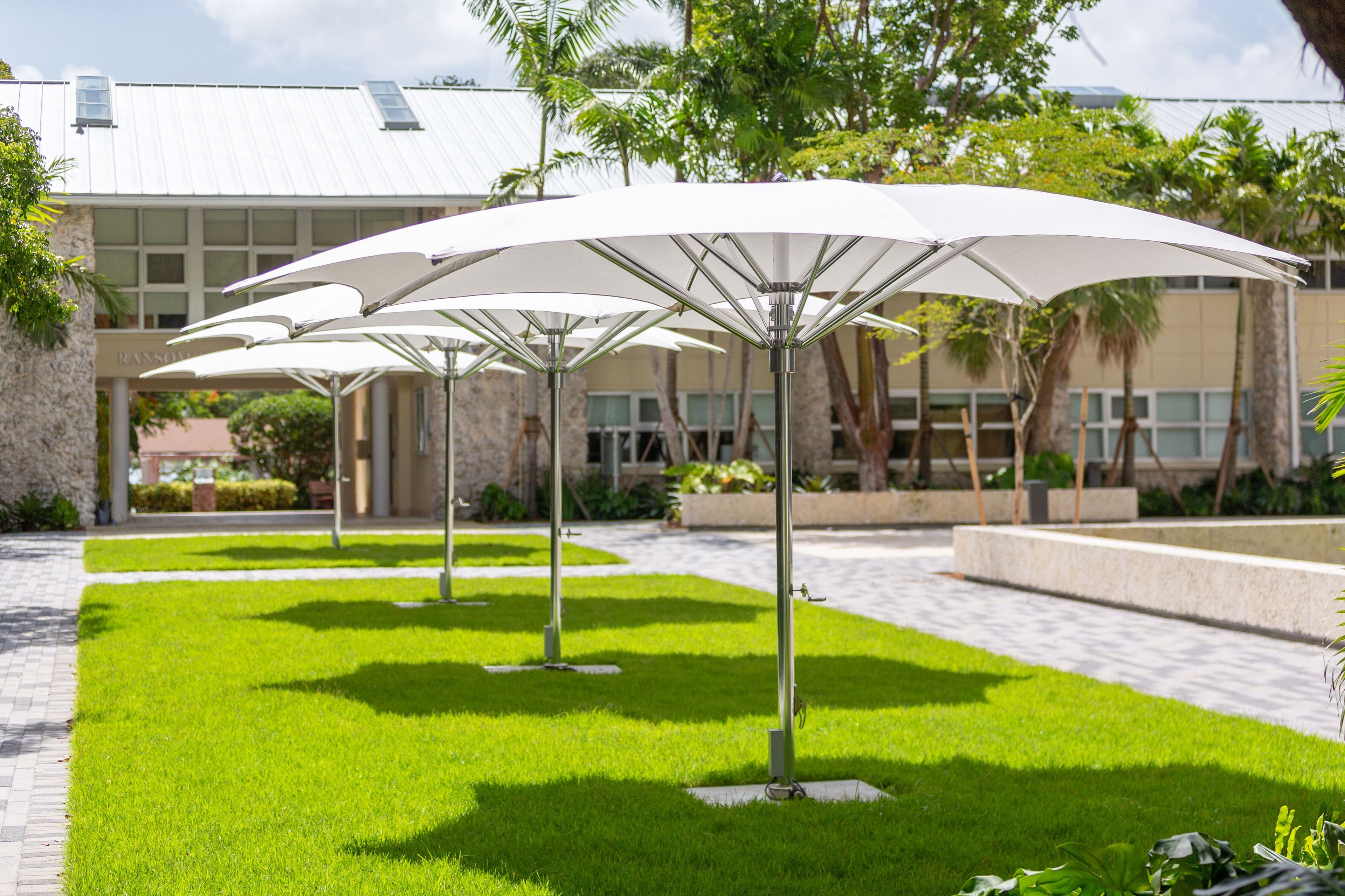 OCEAN MASTER MAX - CRESCENT Aluminium Garden umbrella By Tuuci | design ...