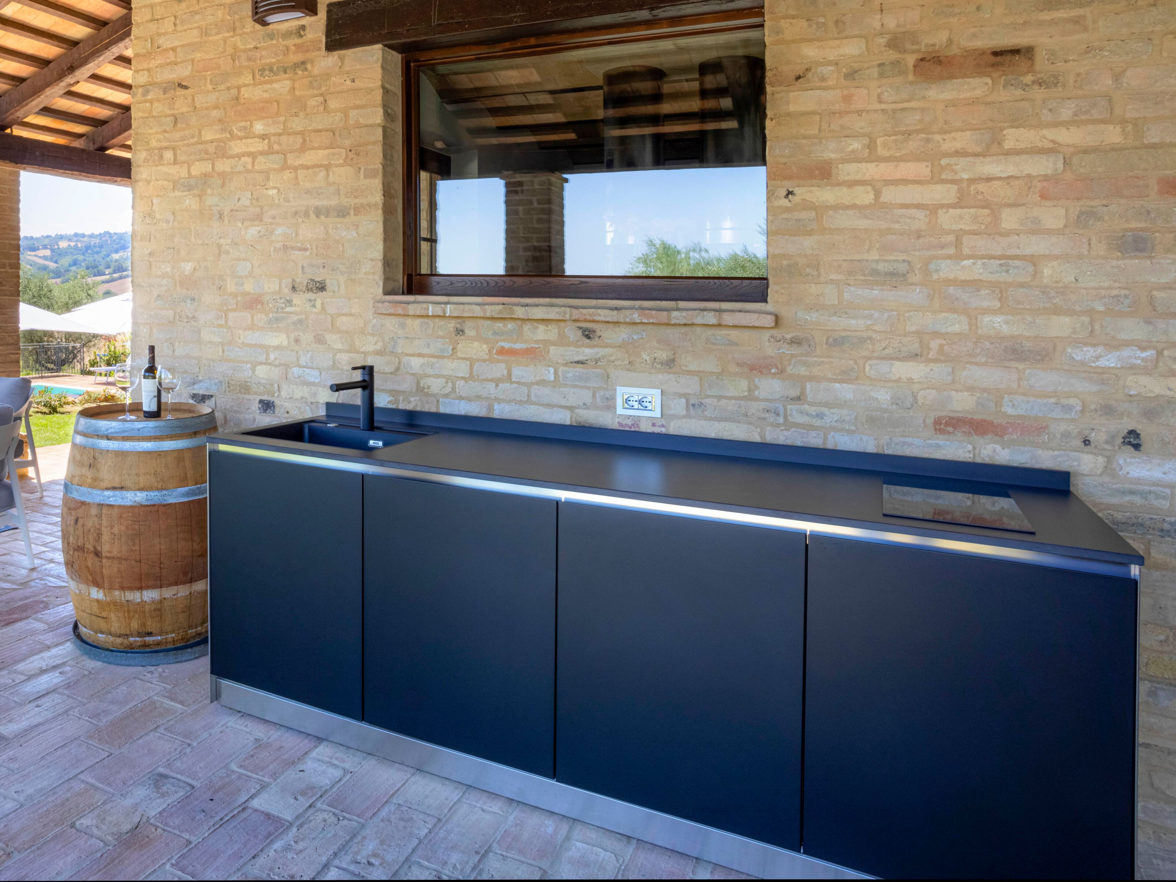 EMBOSSED MATT LACQUERED STAINLESS STEEL RAL 9005 Cuisine extérieure en ...