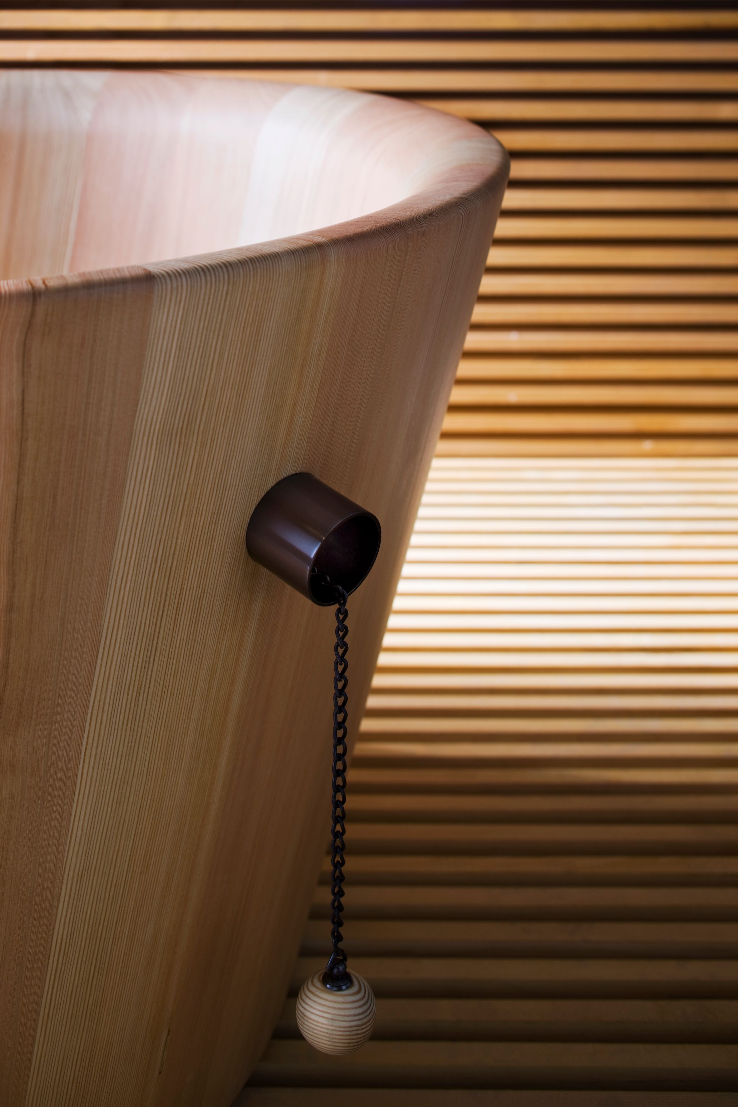 OFURO Freestanding oval larch bathtub By Rapsel | design Matteo Thun ...