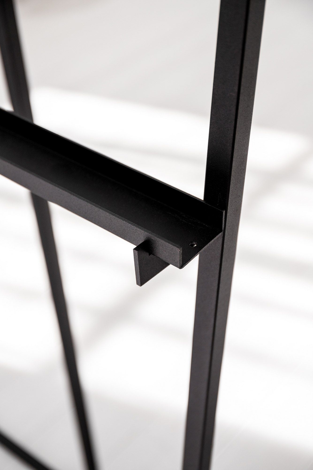 OSTAND Floor-standing metal display unit By IDDO