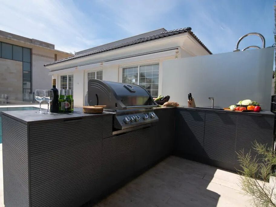 POOL KITCHEN HERTZELIA Outdoor kitchen By Outopia