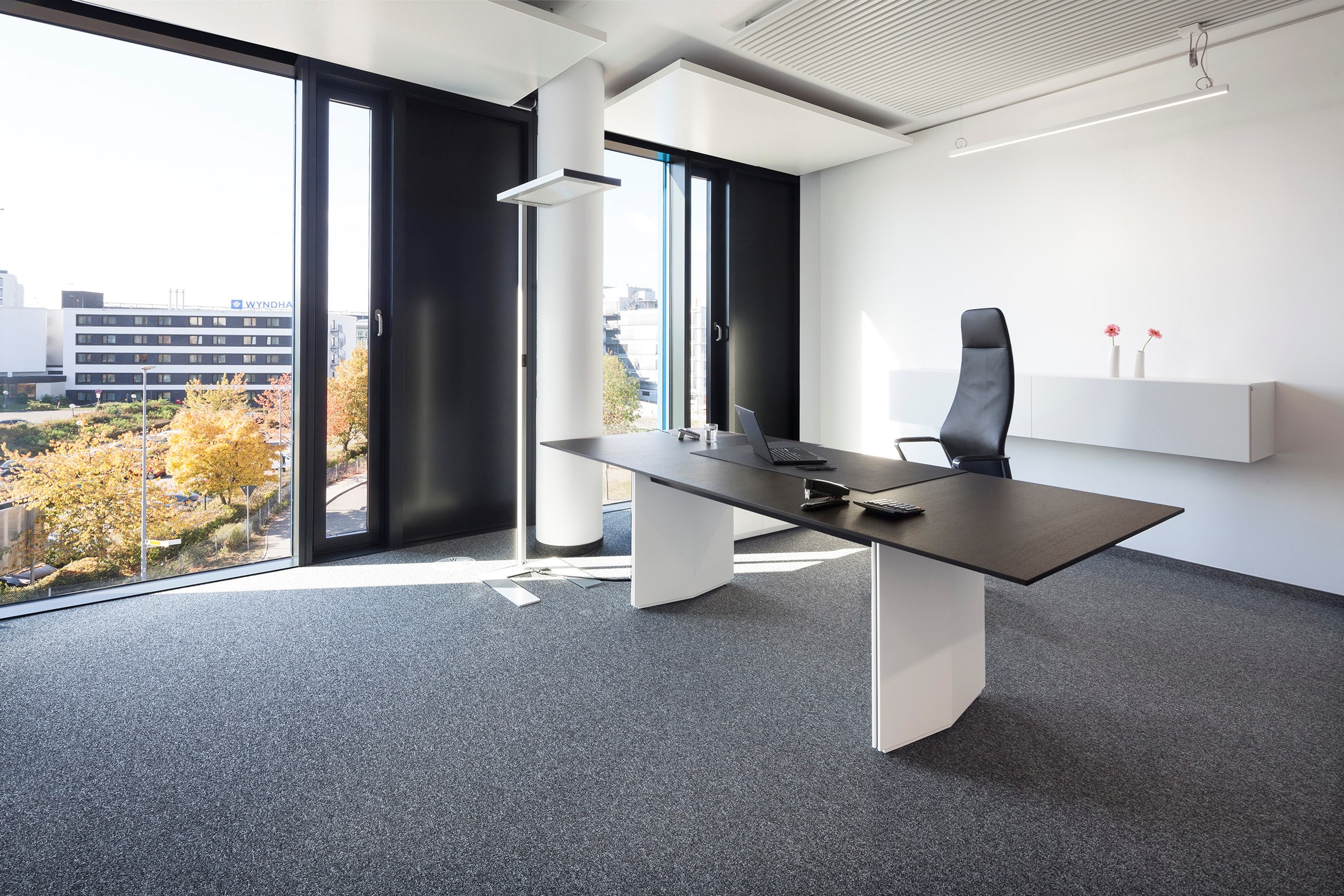 PACE | Height-adjustable office desk By RENZ design Jehs+Laub
