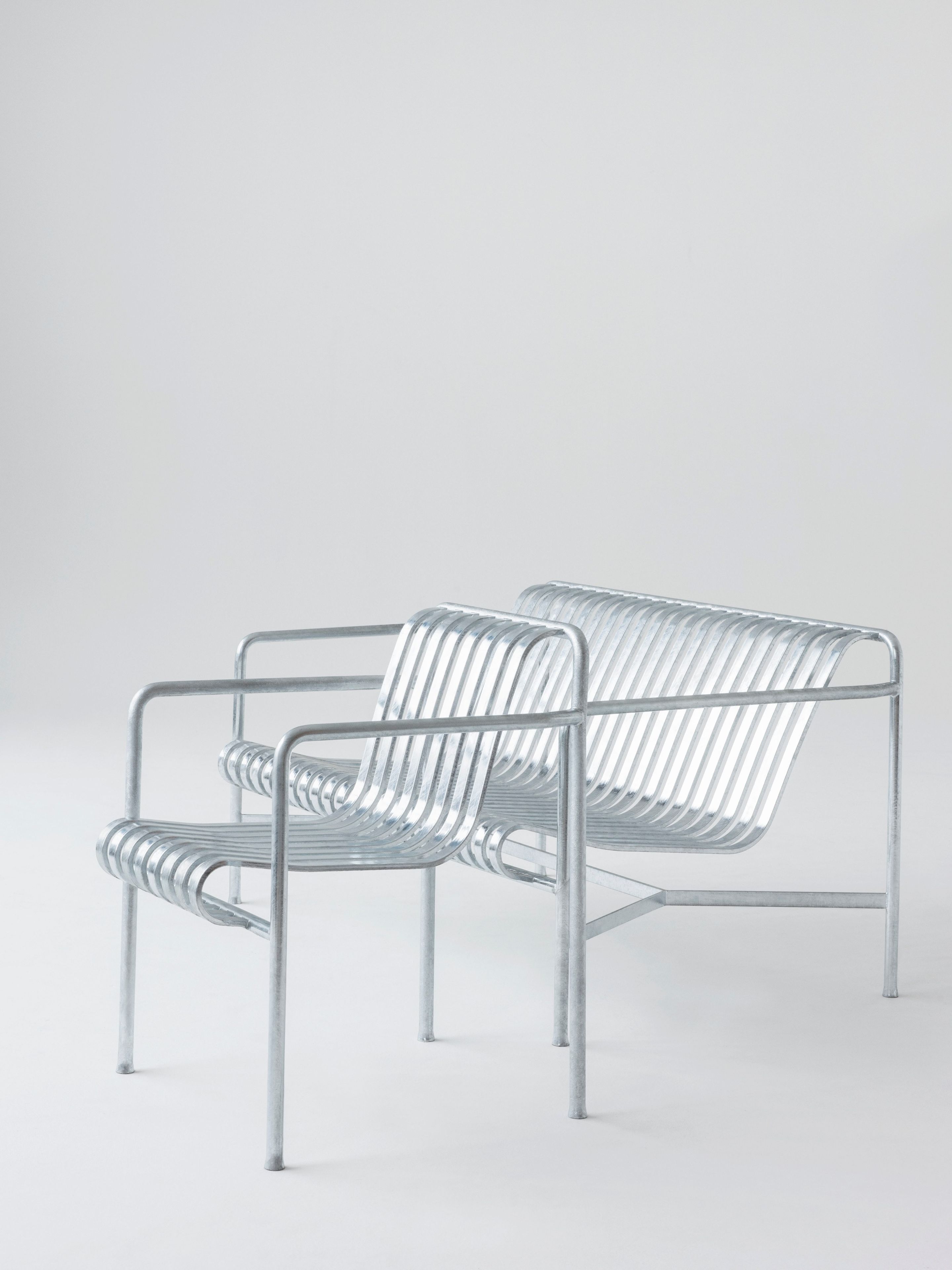 PALISSADE Steel garden bench with armrests By Hay | design Ronan ...
