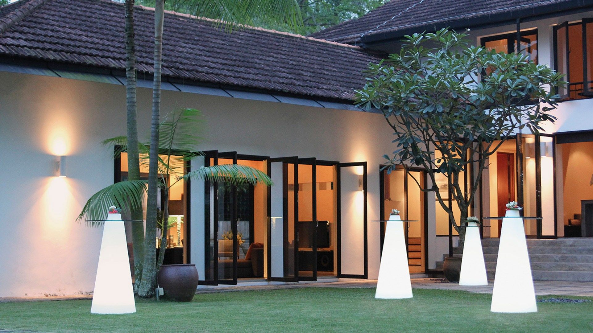 Polyethylene high table with light PEAK By SLIDE design Aksu&Suardi Studio