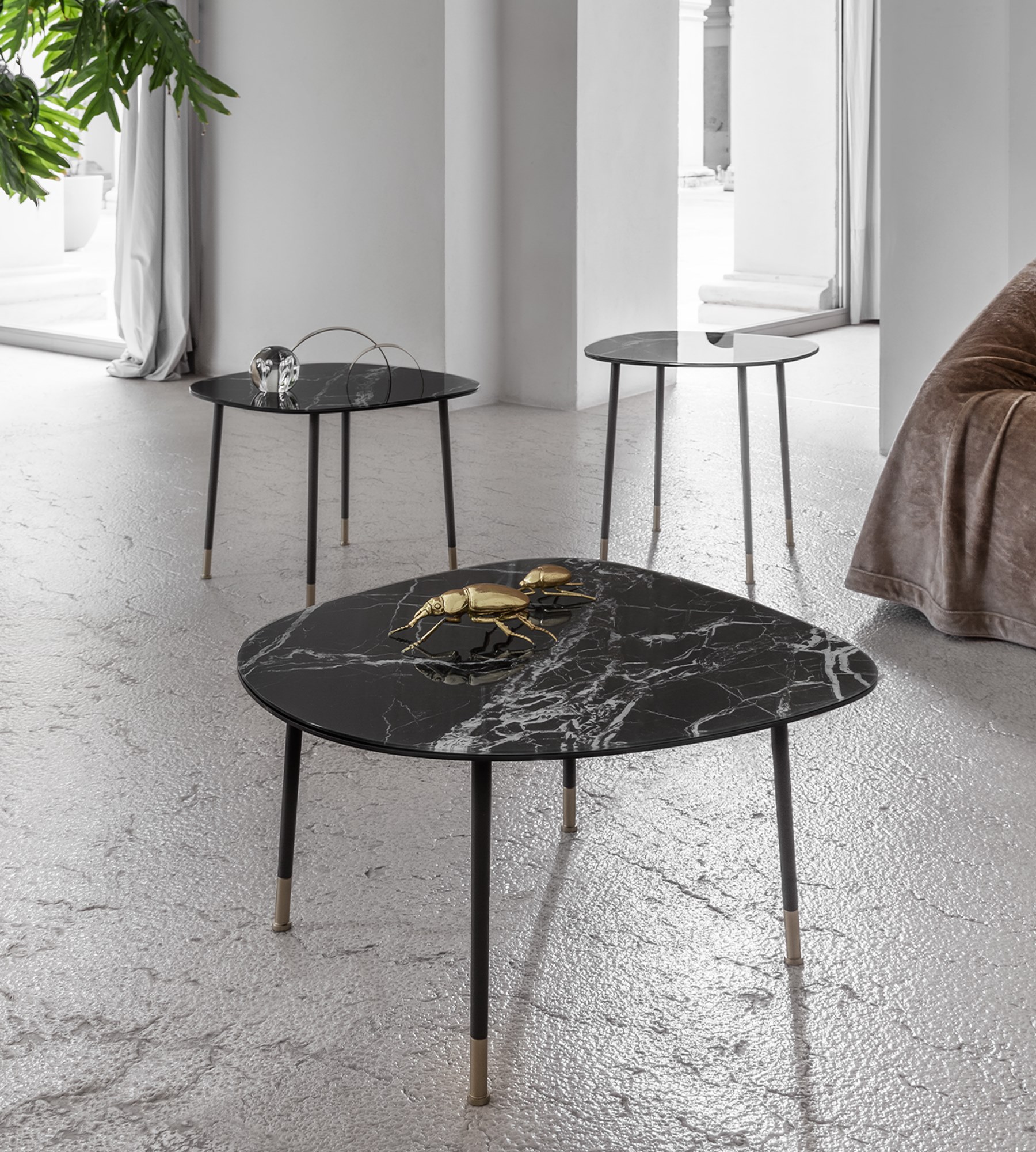 PEBBLE | Tempered glass coffee table By Morica Design