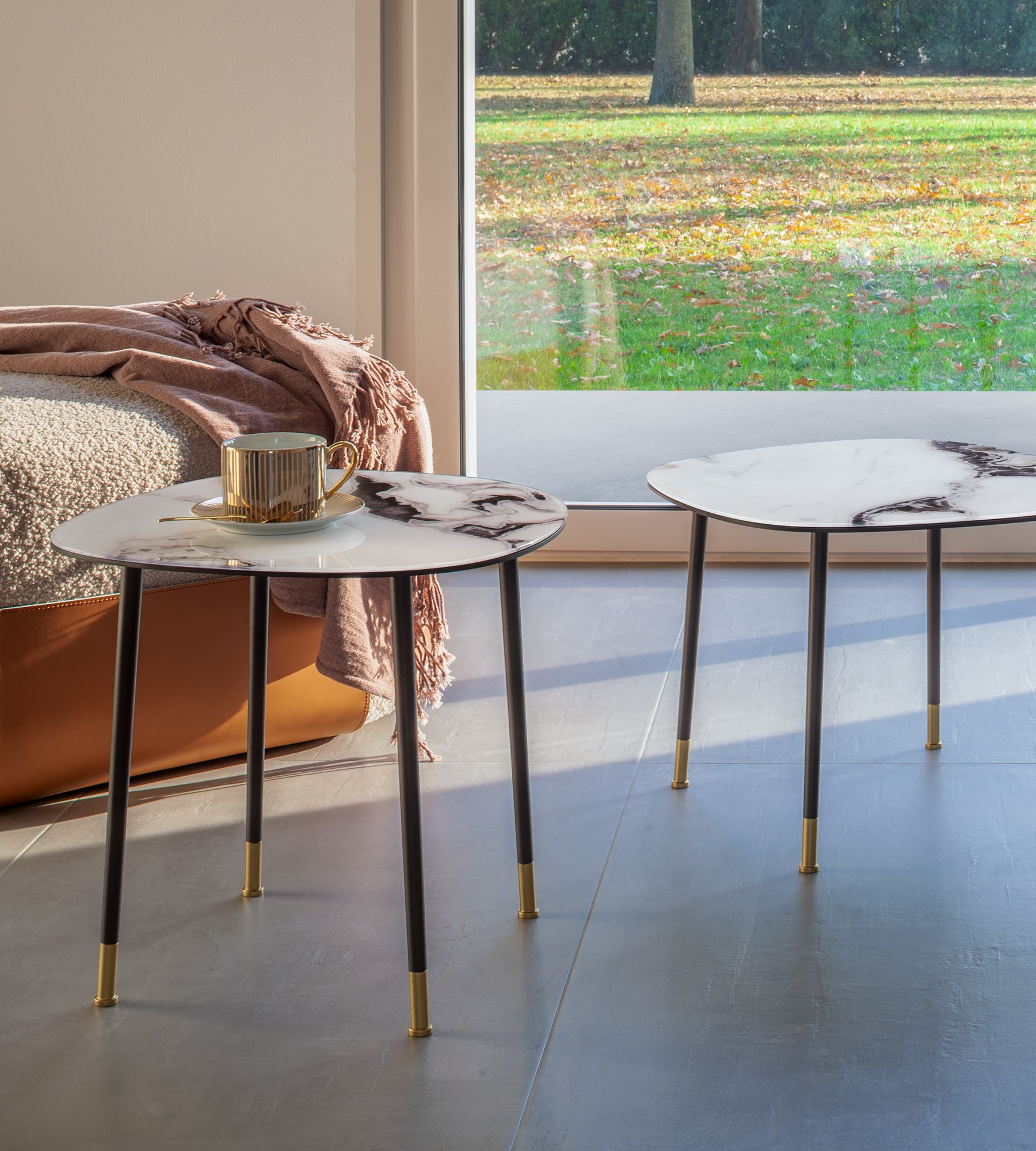 PEBBLE | Tempered glass coffee table By Morica Design