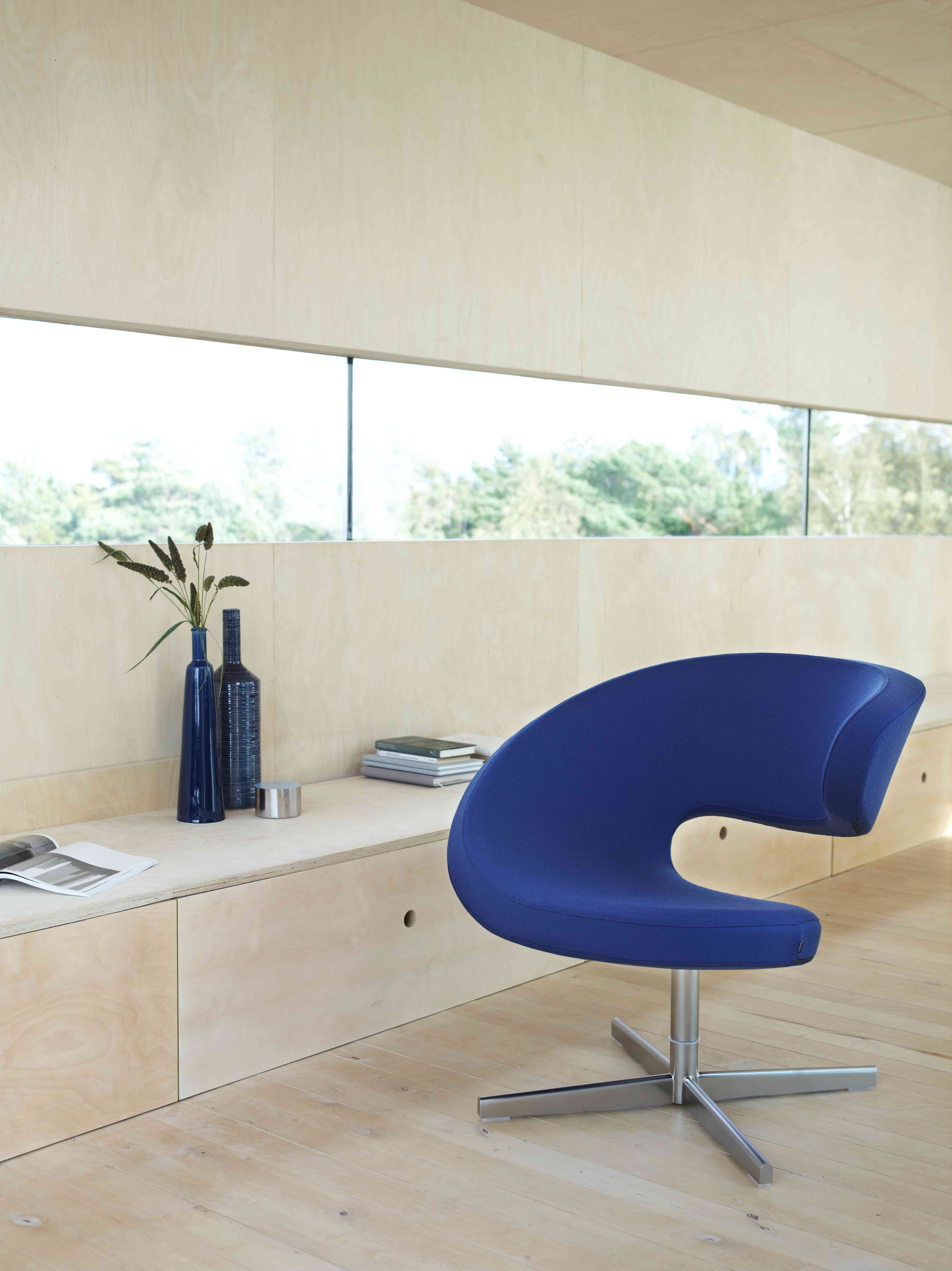 Contemporary style ergonomic swivel armchair PEEL™ CLUB By Varier ...