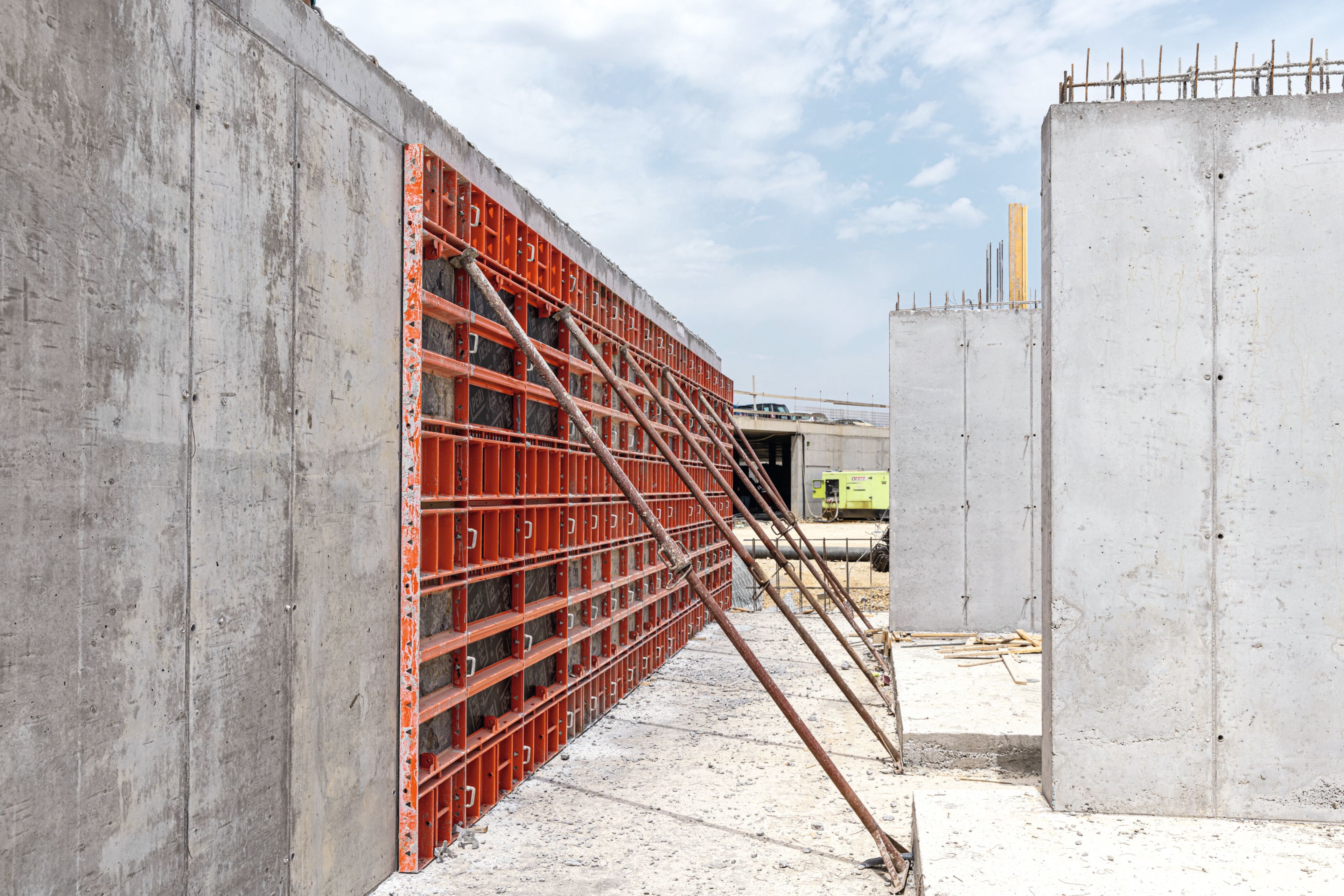 HANDSET ALPHA Coffrage et système de coffrage pour béton By PERI