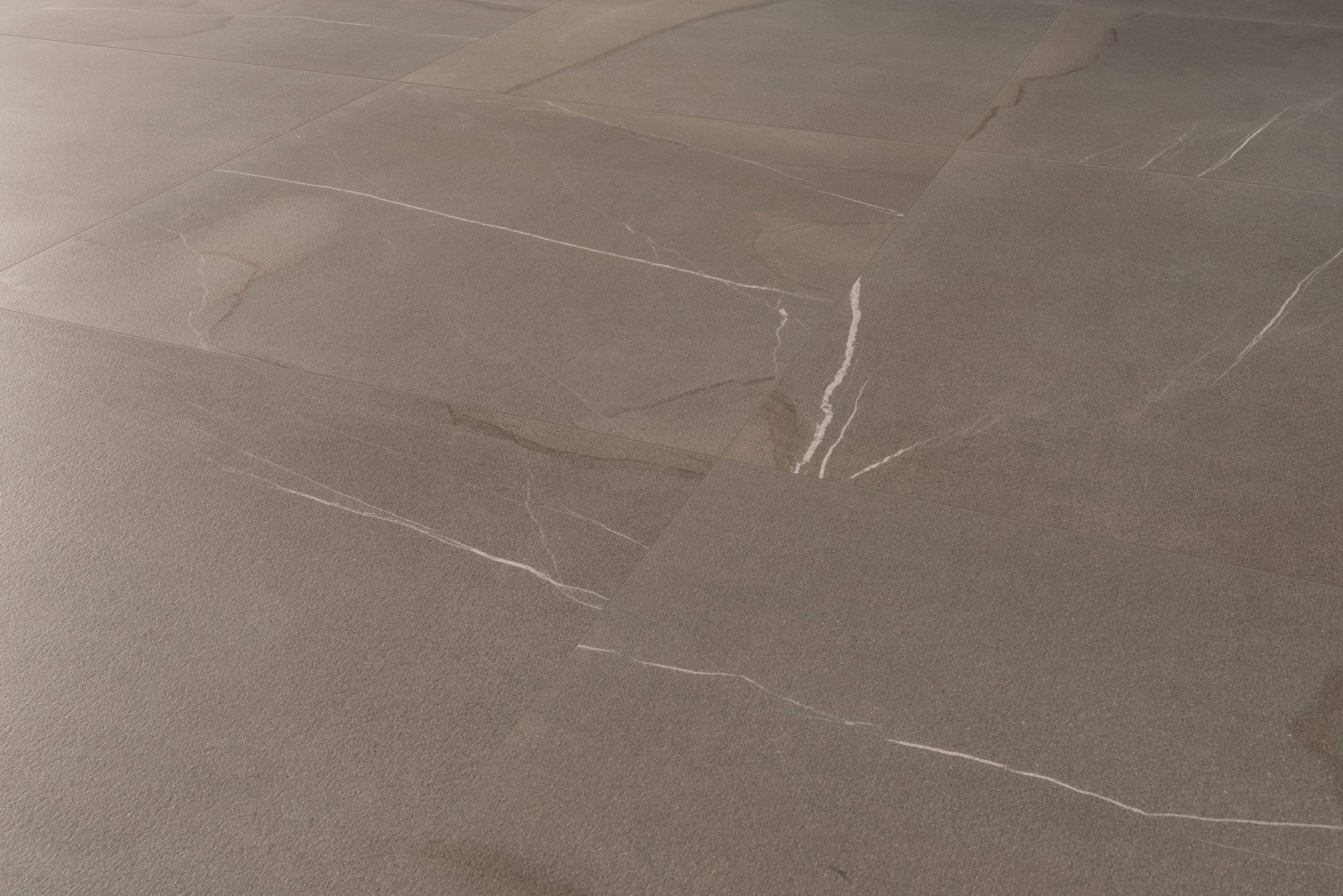 PIASE SPAZZOLATA Wand- und Bodenbelag aus Feinsteinzeug mit Stein ...