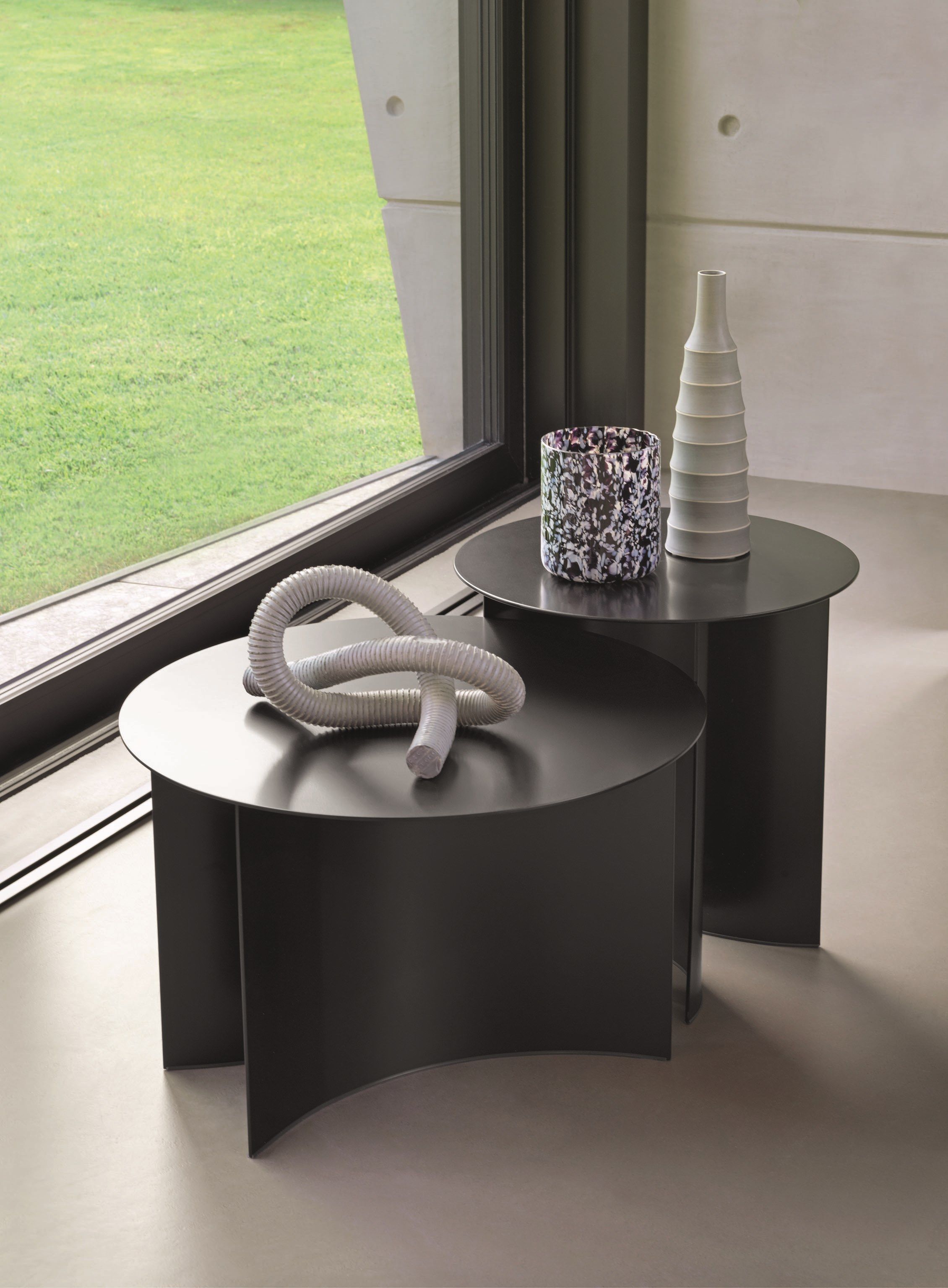 PIERRE Round metal coffee table By Flou