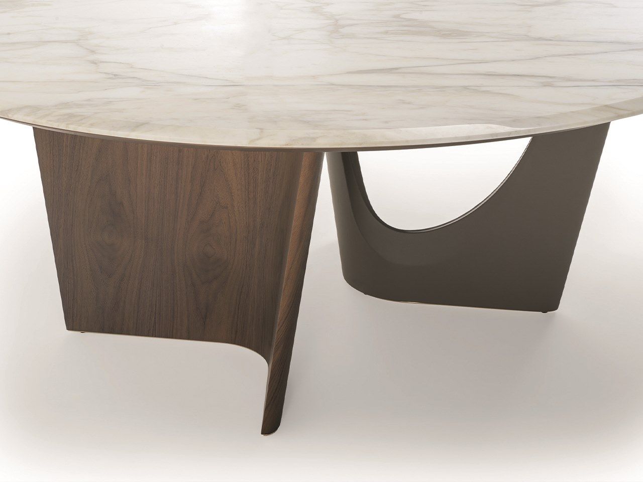 PINNACLE Round dining table By Turri | design Huang Quan